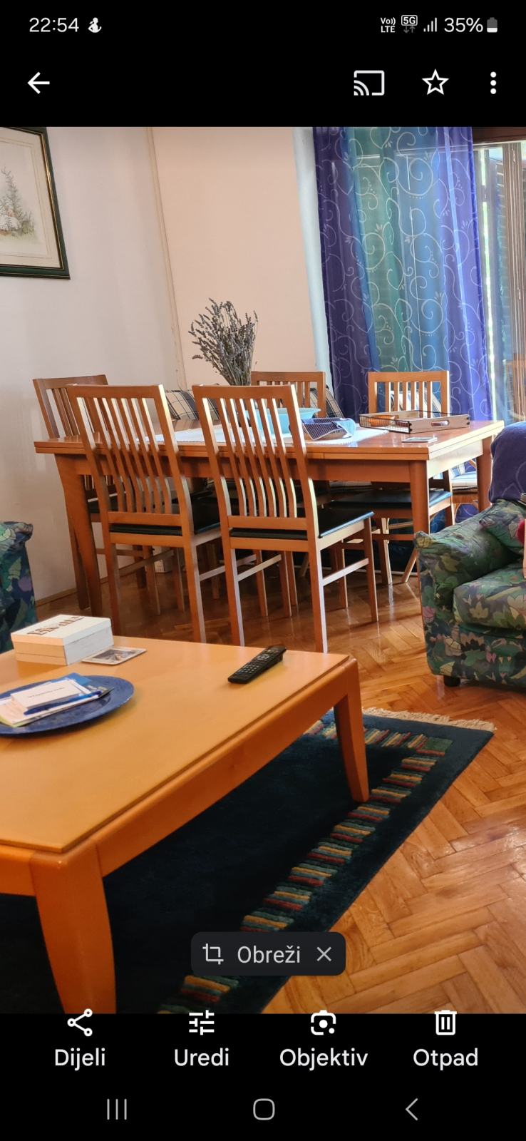 Drveni stol sa stolicama