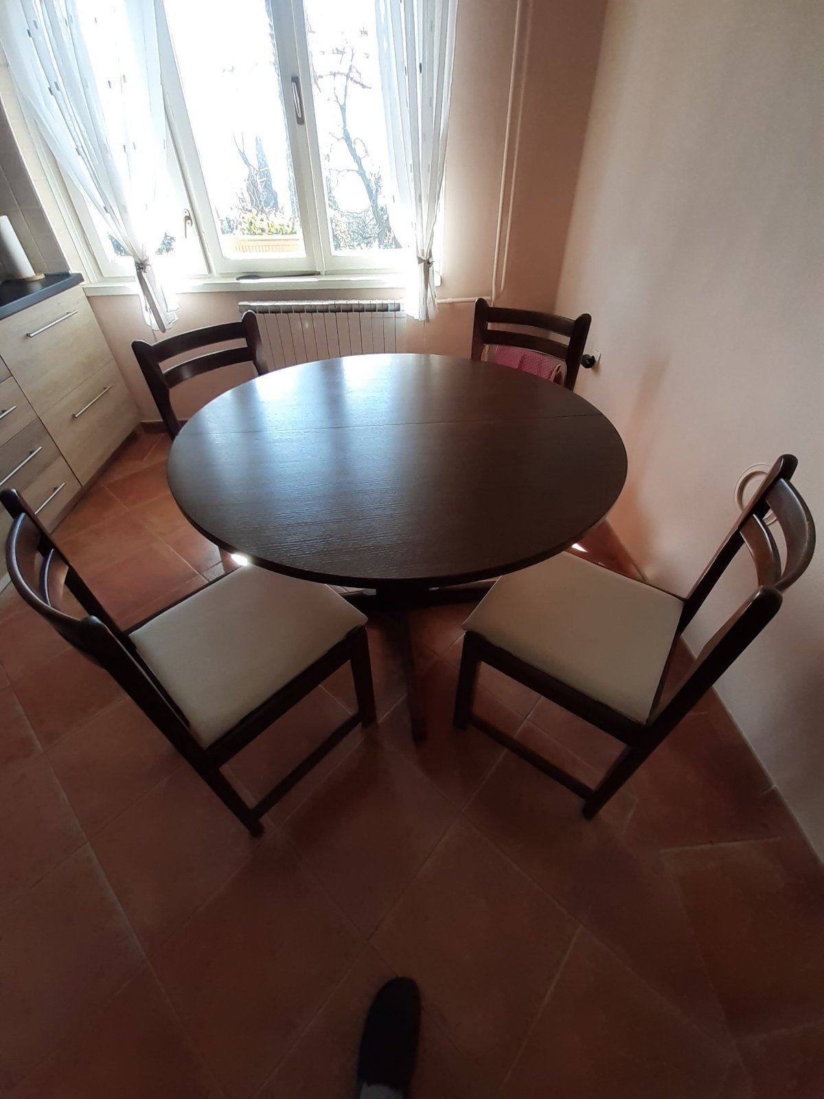 Drveni stol i stolice