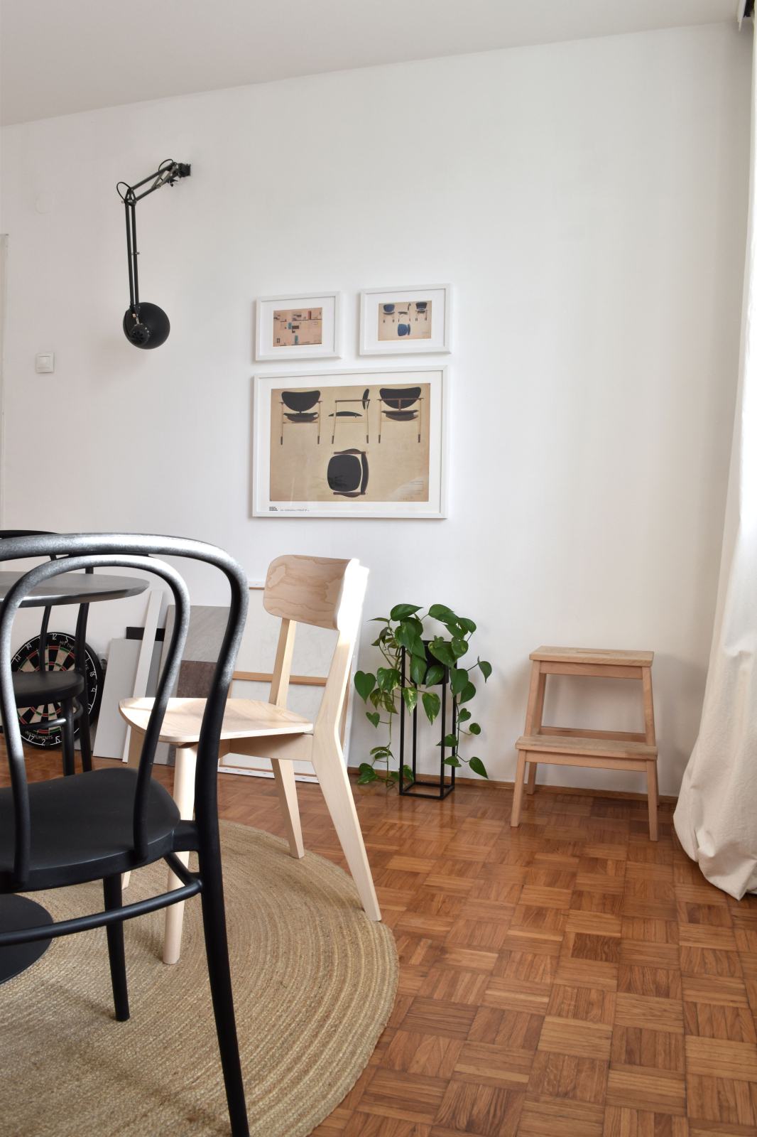 Dvije IKEA Lisabo stolice