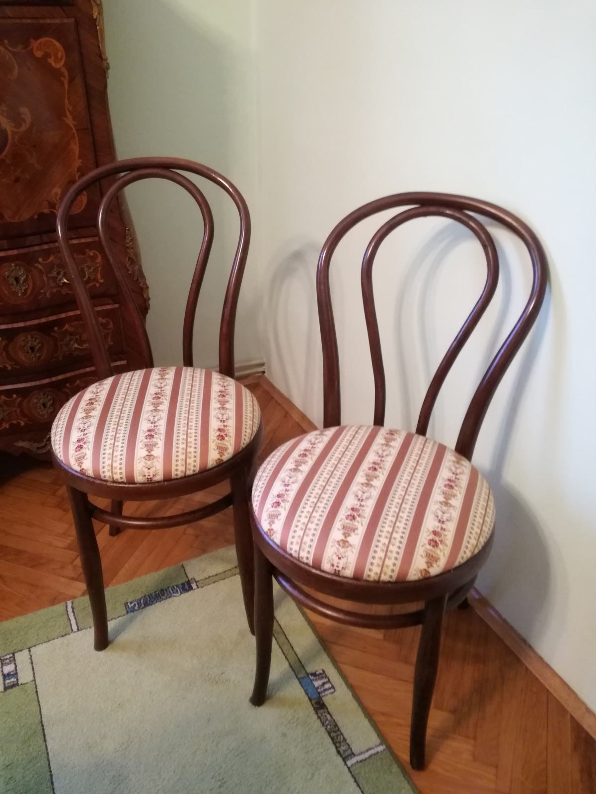 DVIJE THONET STOLICE