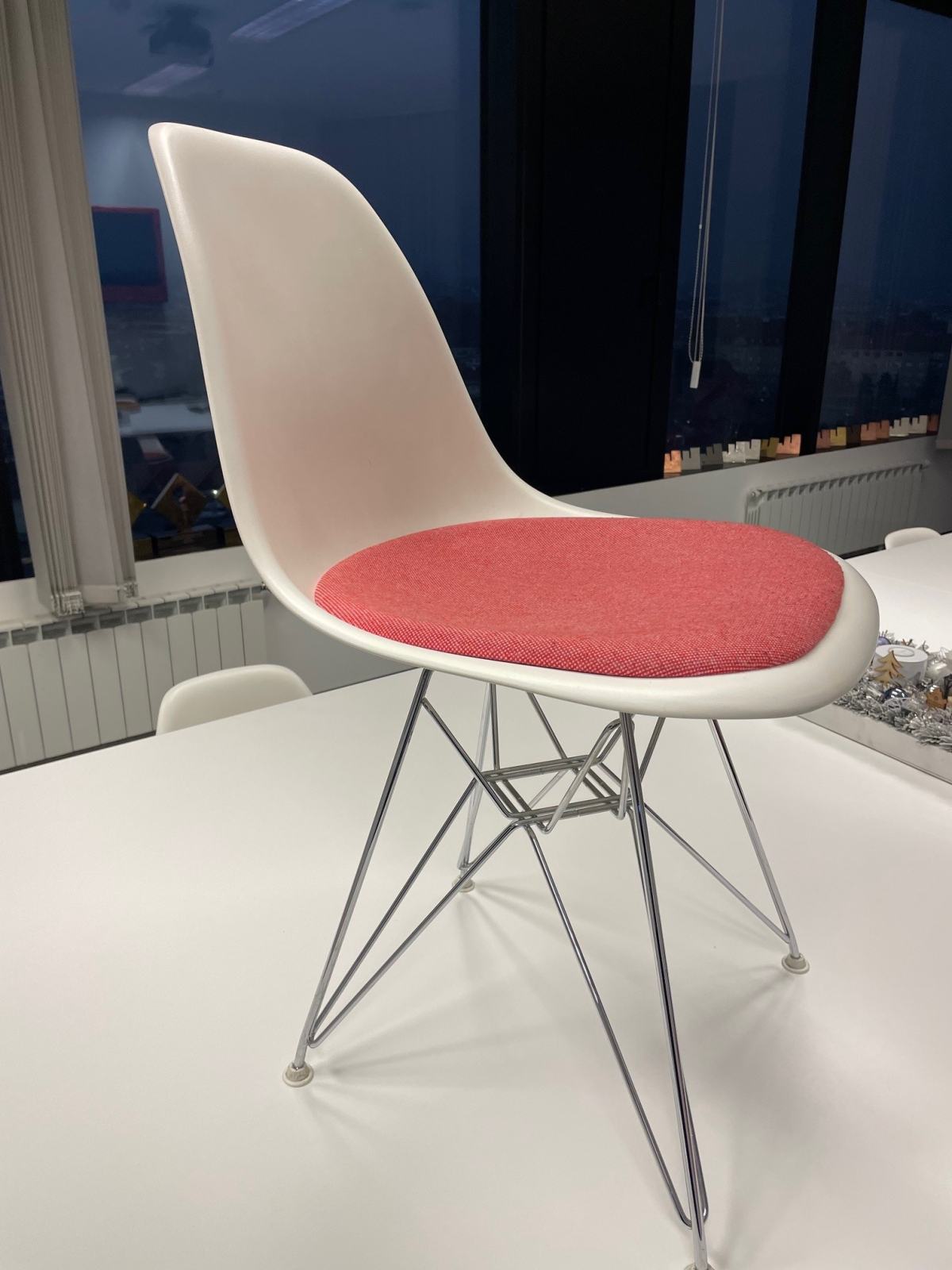 Eames DSW stolci by Vitra