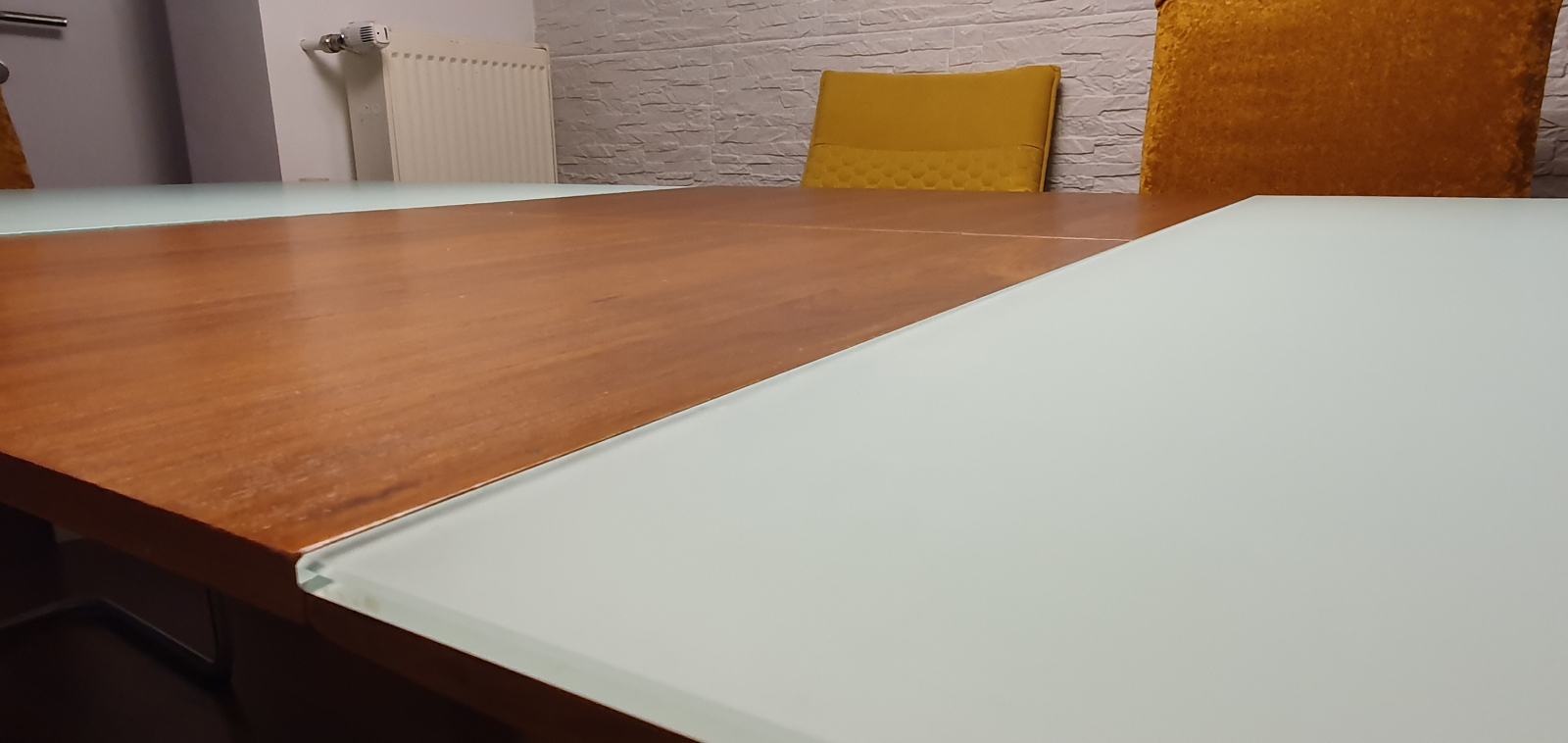 Elegantan blagovaonski stol na razvlačenje ( mat staklo / drvo )