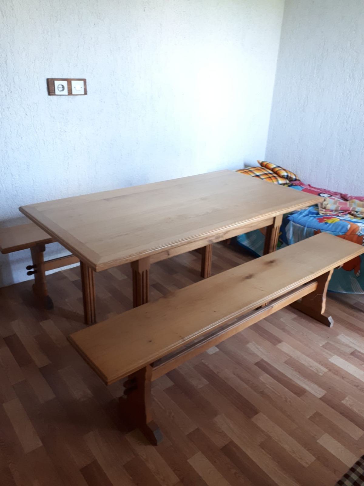 Hrastov stol i dvije klupe