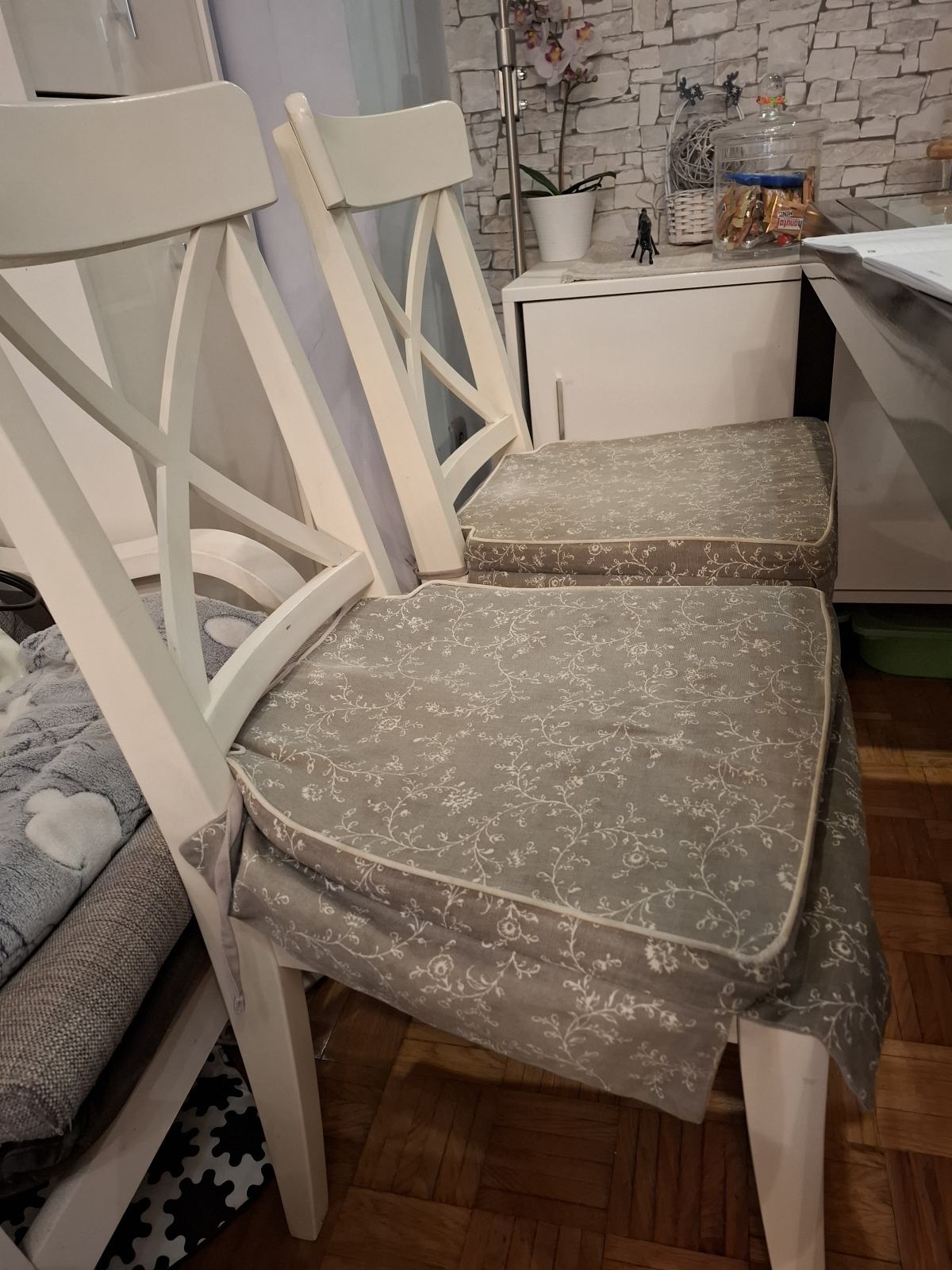 Ikea bijeli drveni stolac