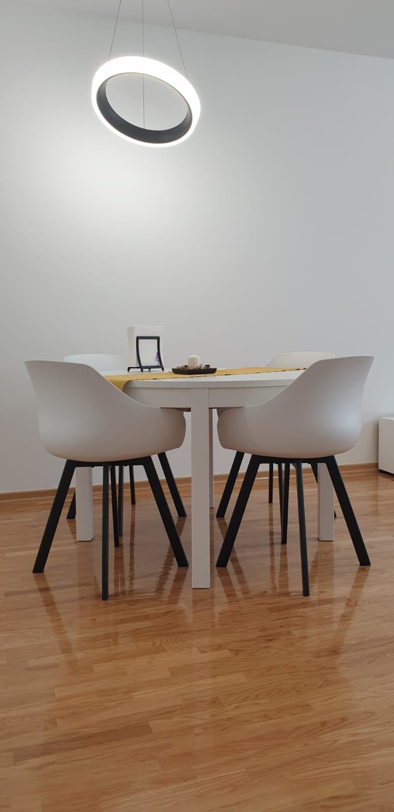 Ikea okrugli stol na razvlacenje + 4 stolice