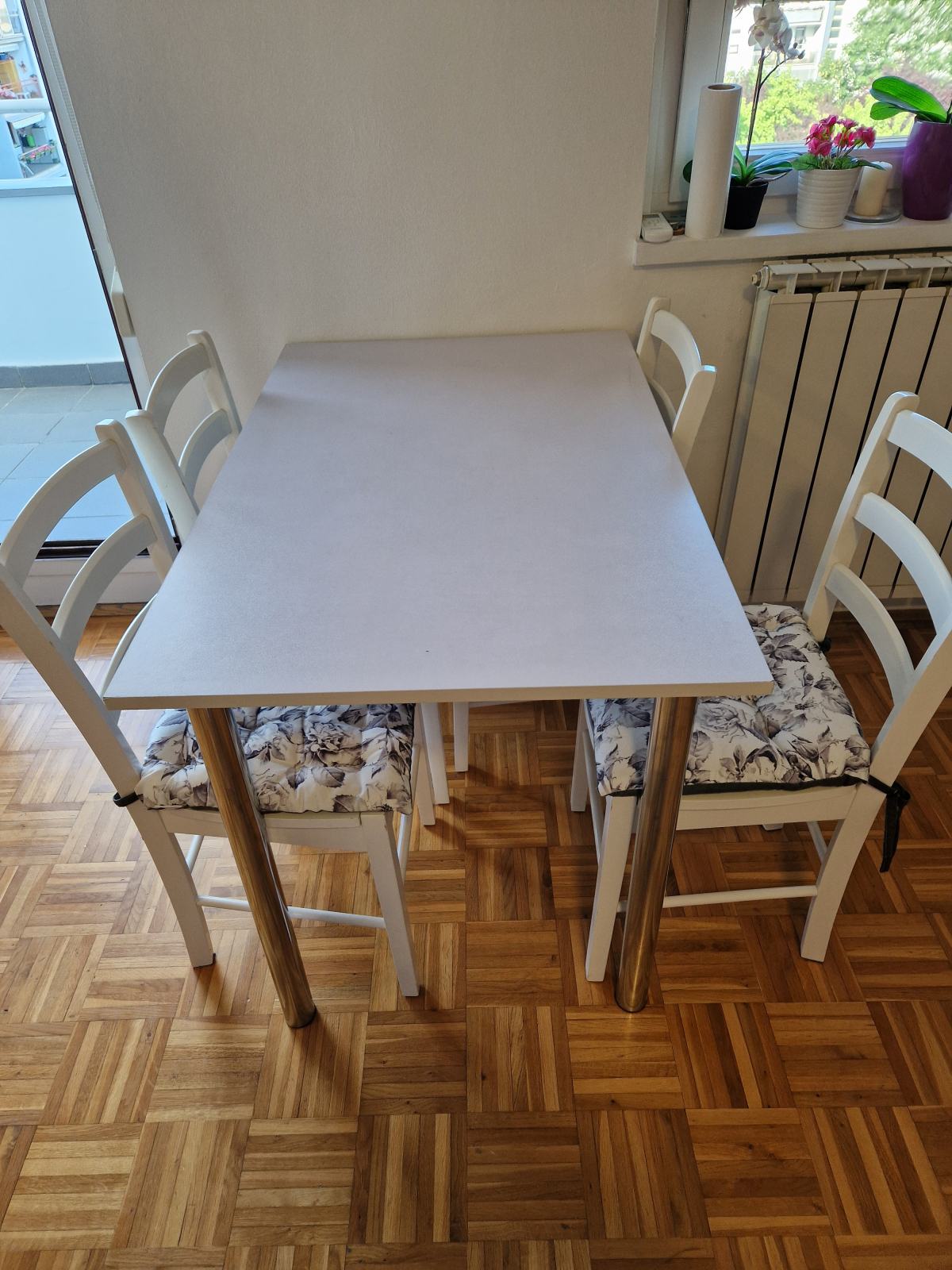 Kuhinjski stol s cetiri stolca