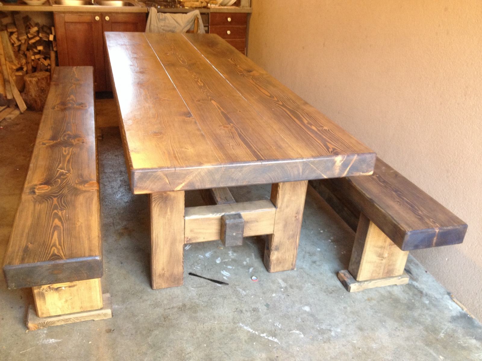 Masivni drveni stol sa klupama