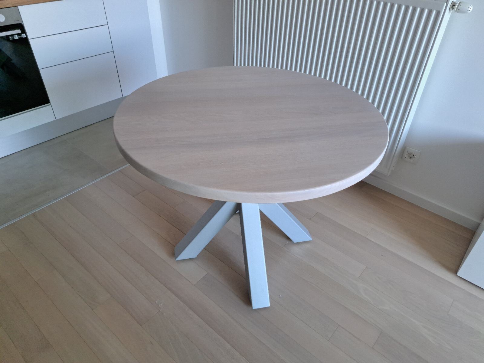 masivni stol za blagovaonu