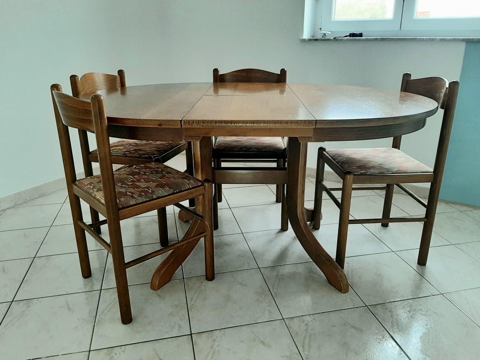 Masivni stol na razvlacenje i 4 stolice