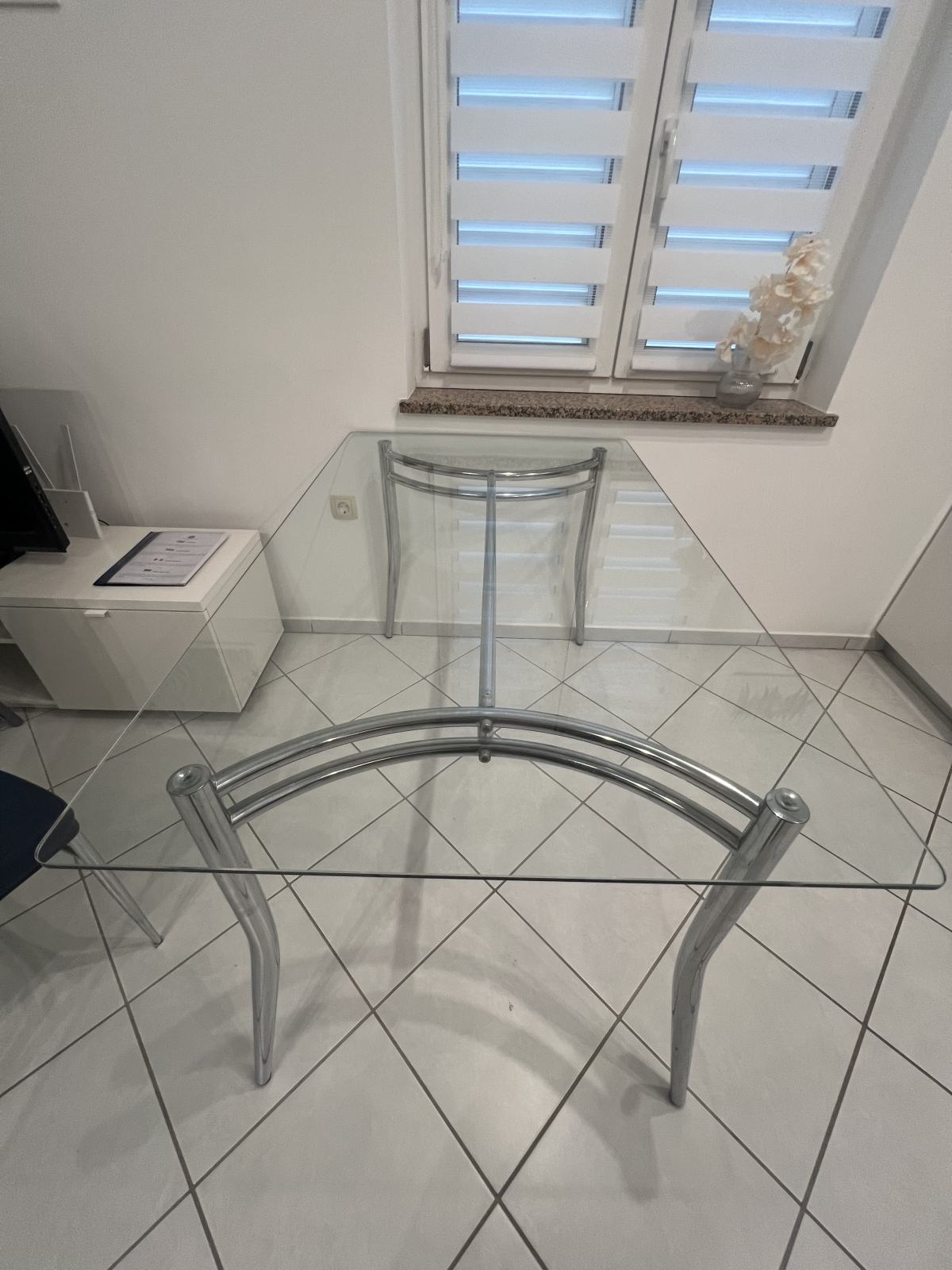 MODERAN STOL ZA BAGOVAONU