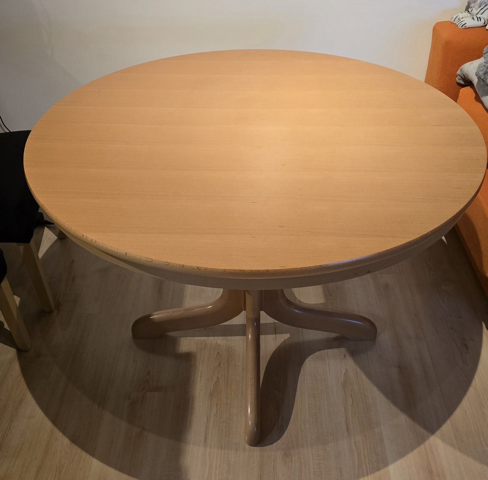 Okrugli blagavaonski stol s proširenjem