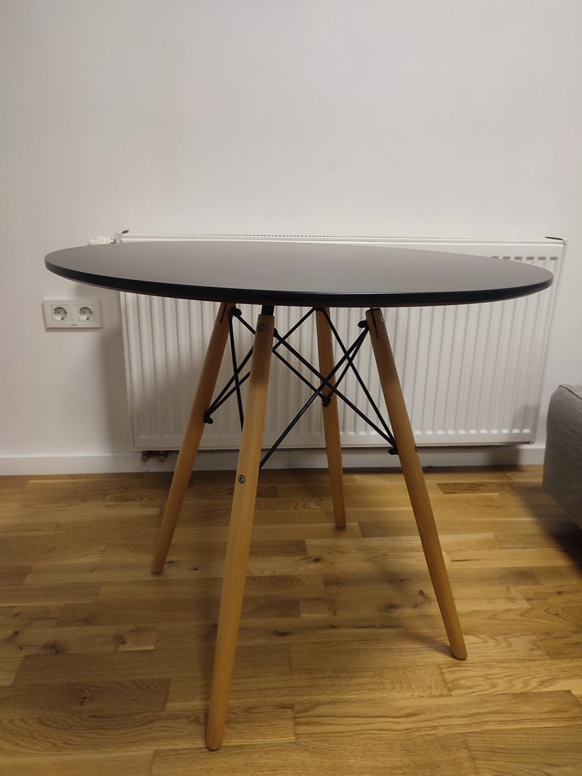 Okrugli blagavaonski stol