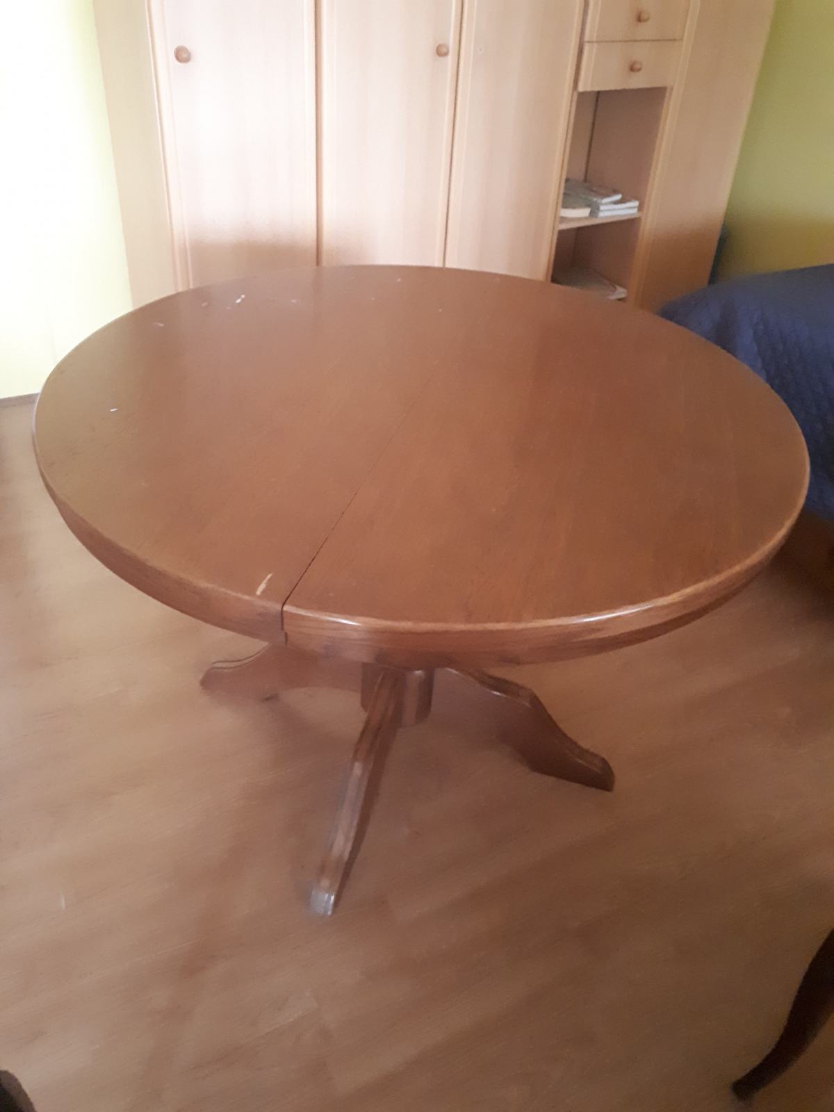 Okrugli blagovaonski stol