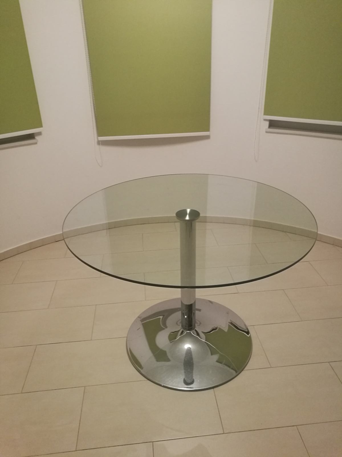 Okrugli stakleni stol