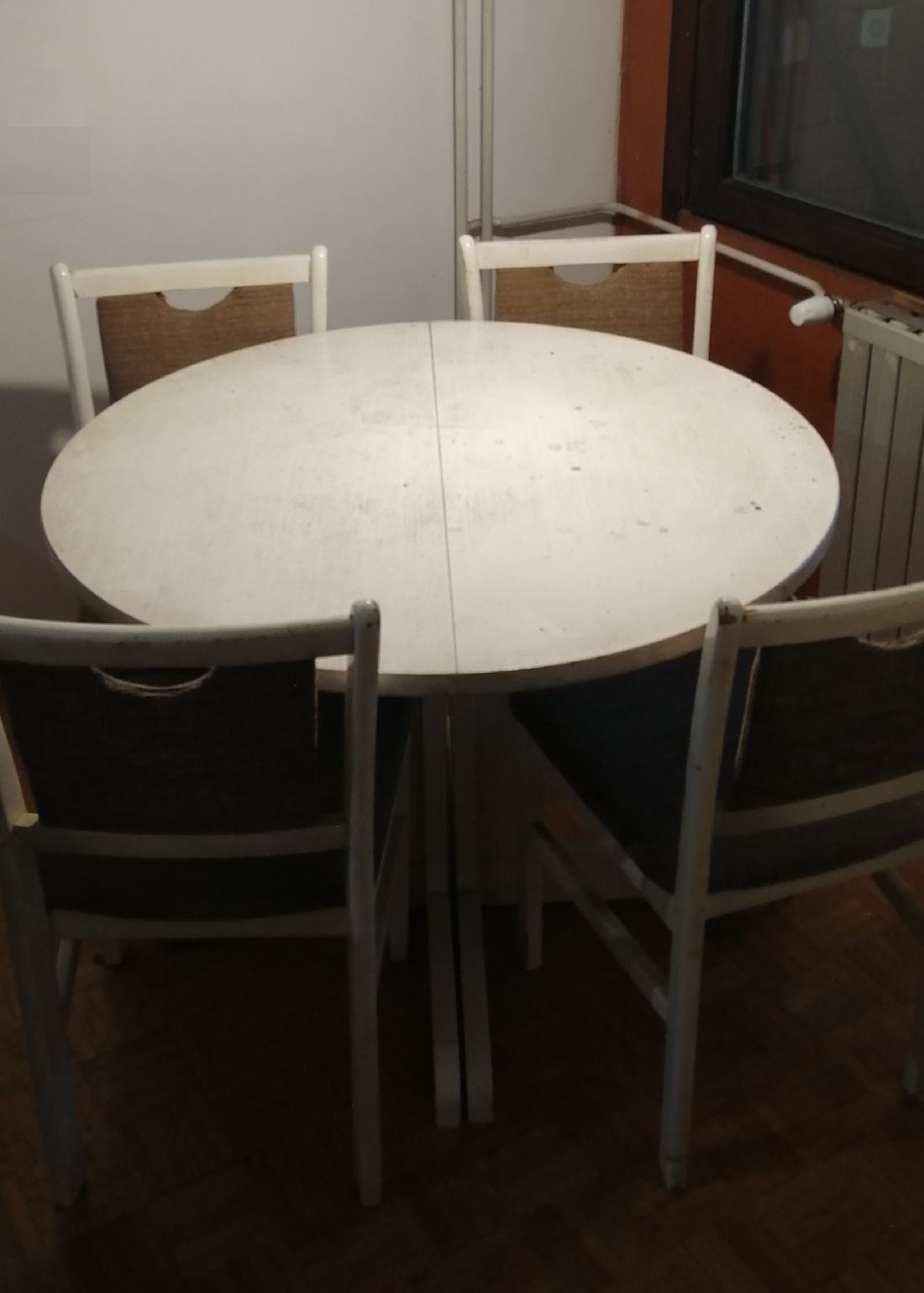 OKRUGLI STOL I 4 STOLCA