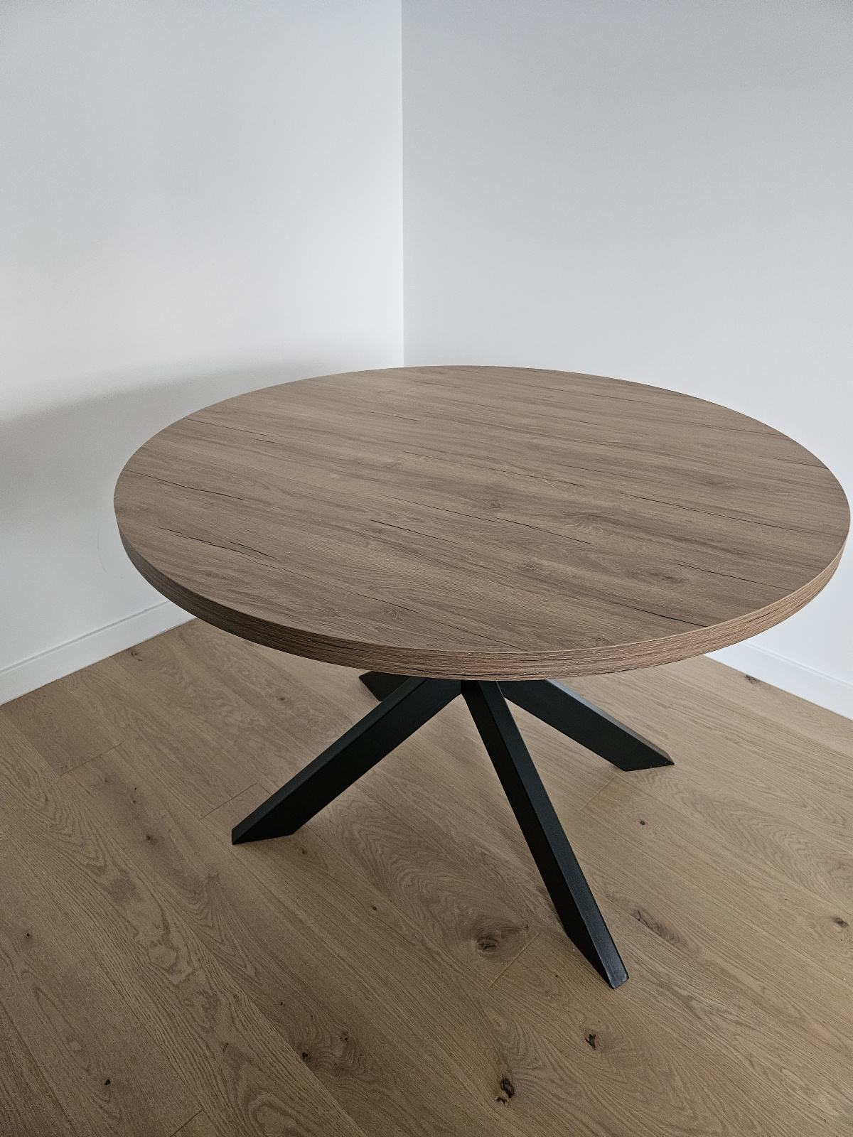 Okrugli stol promjera 110cm