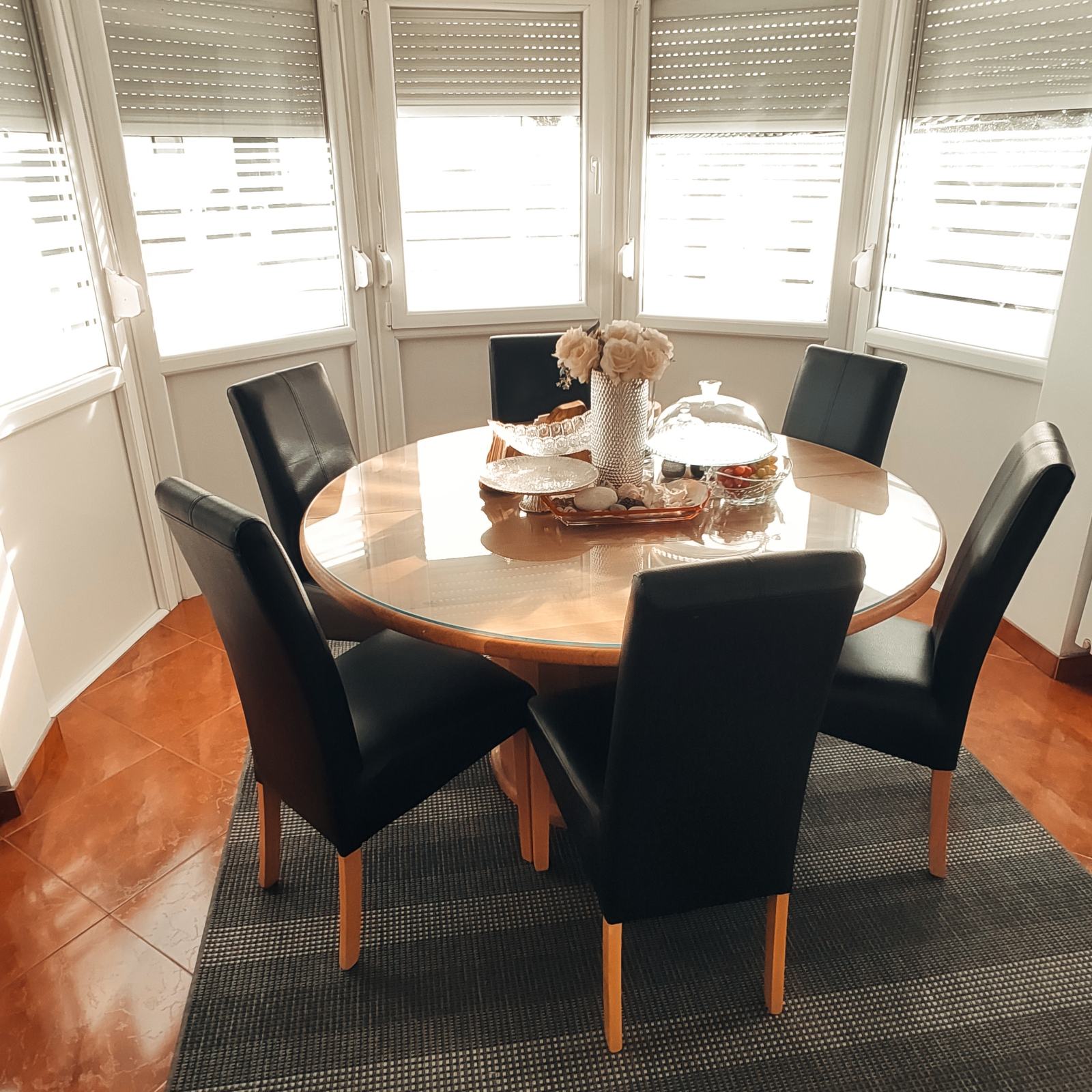 Okrugli stol promjera 150 cm od punog drveta