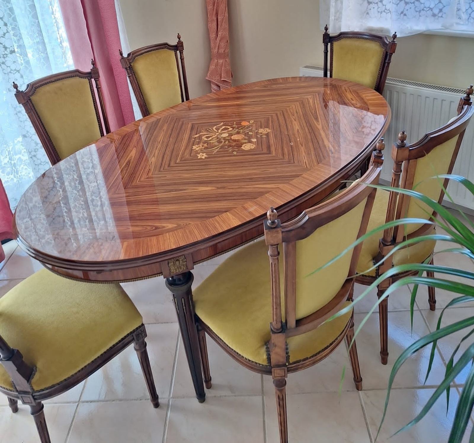 Ovalni stol sa intarzijama sa 8 stolica stil Louis XV
