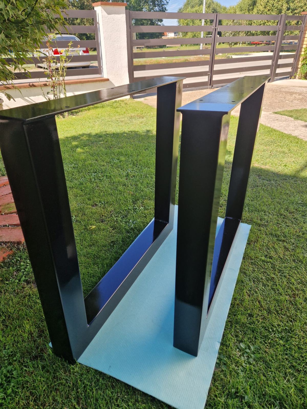 Prodajem metalno postolje za stol