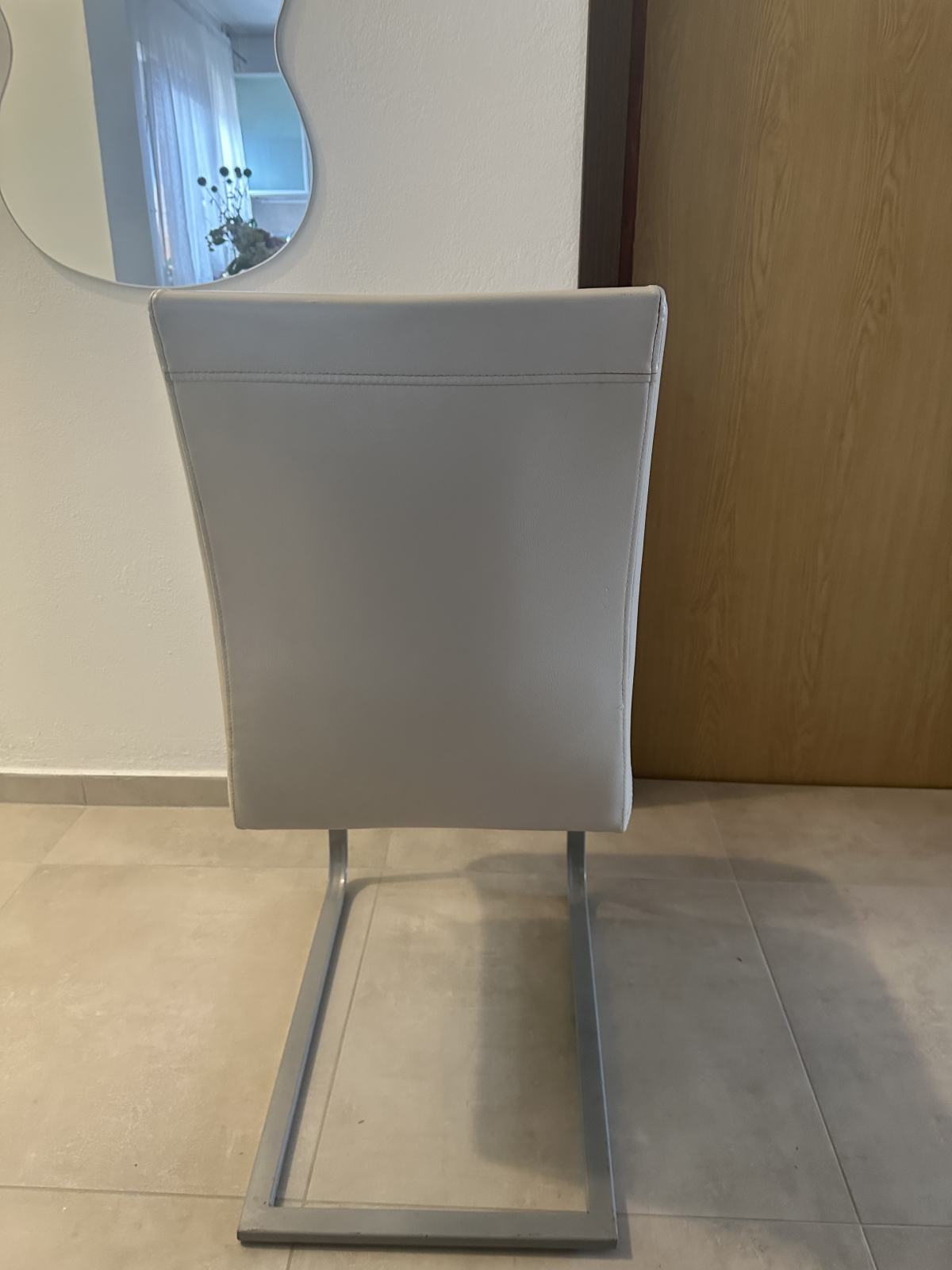 Prodajem moderne stolice – odlične za blagovaonicu ili ured