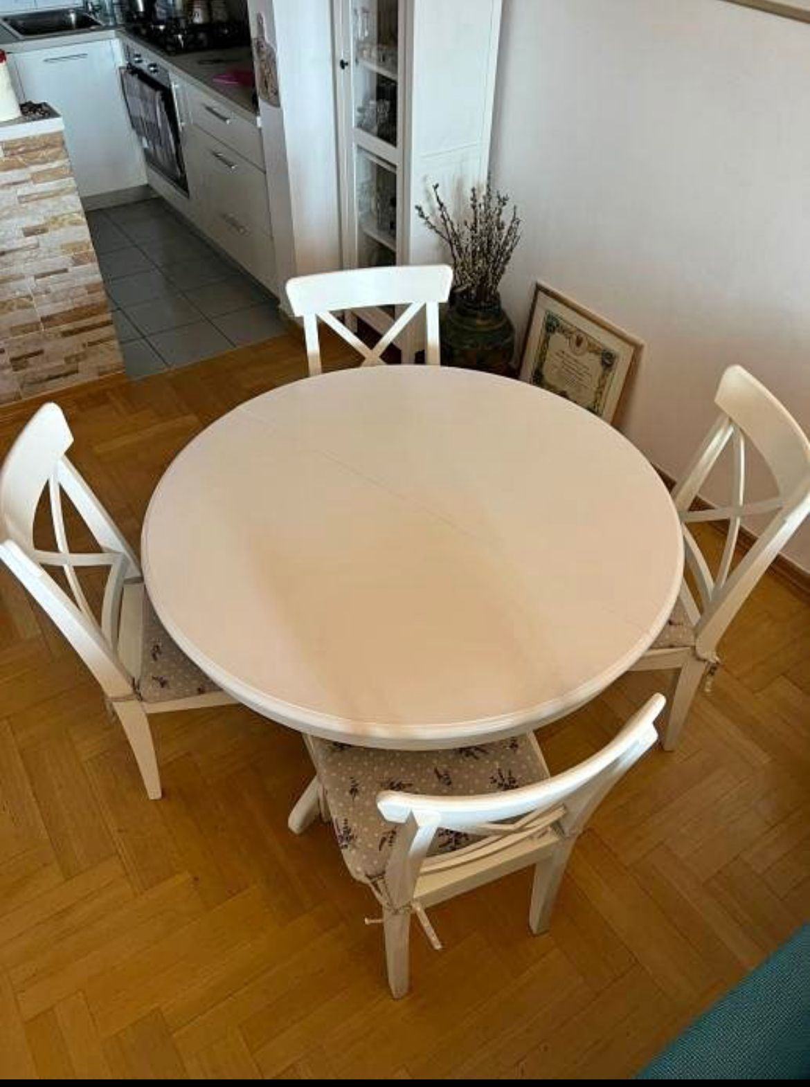 Prodajem okrugli blagovaonski stol d 4 stolice