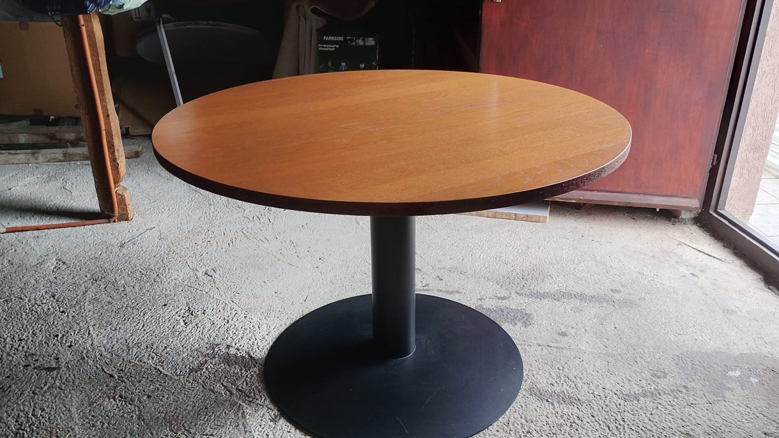 Prodajem okrugli stol