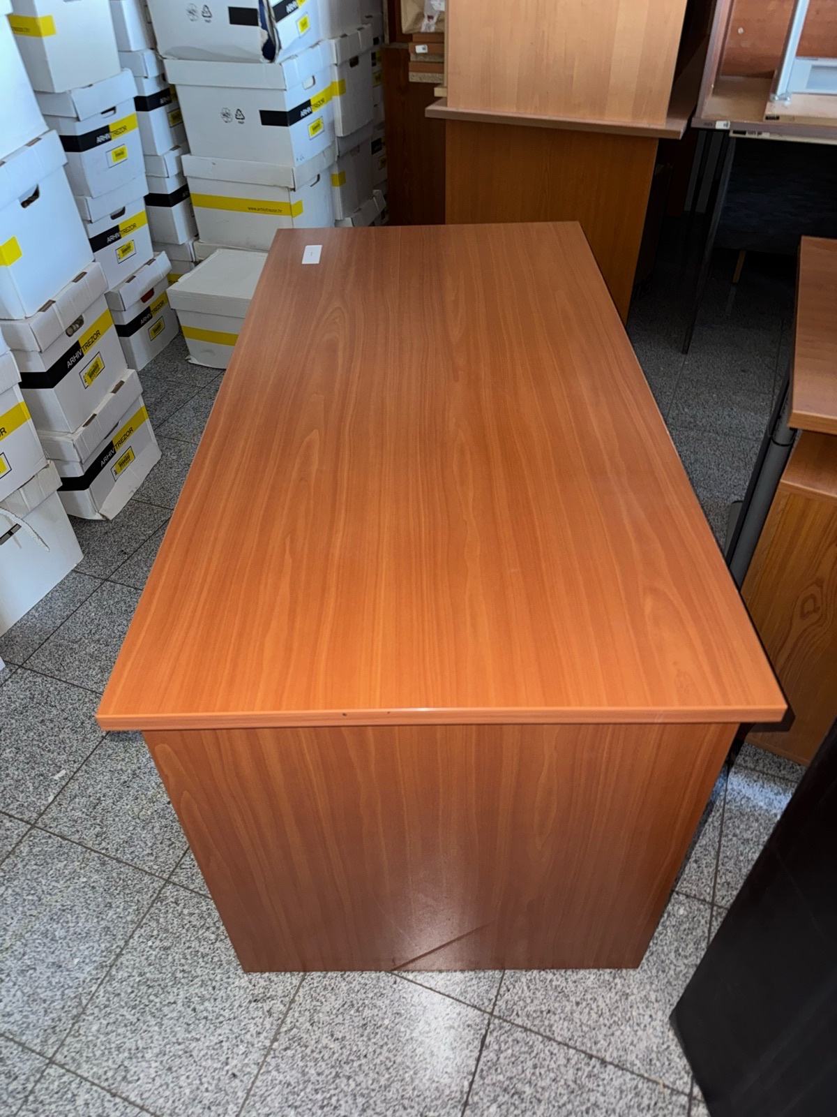 Prodajem stol reden od pune iverice!