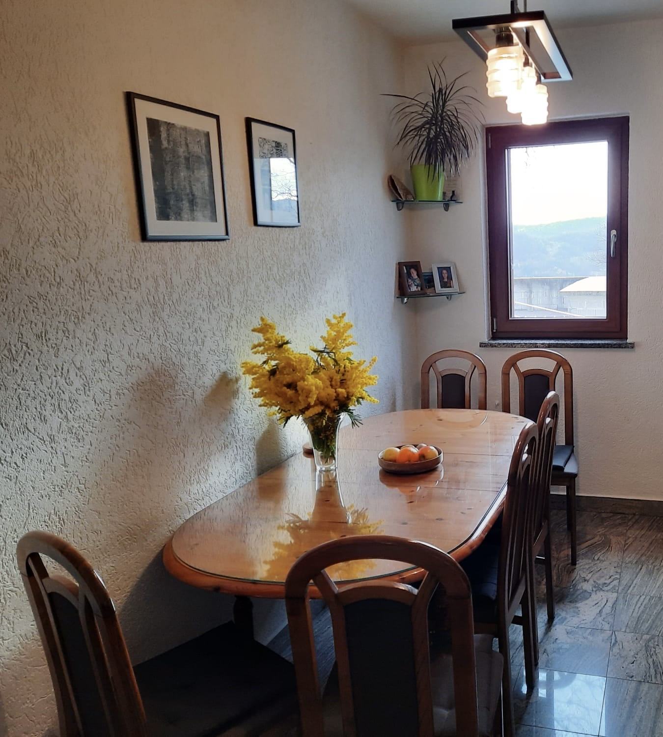 Rasklopivi kuhinjski stol sa odvojivim staklom + 4 stolice gratis