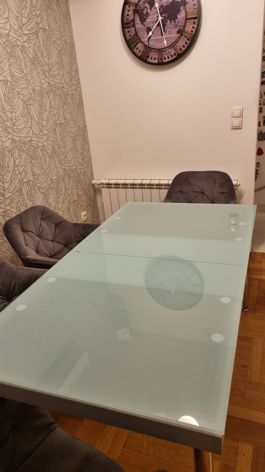 Stakleni blagavaonski stol