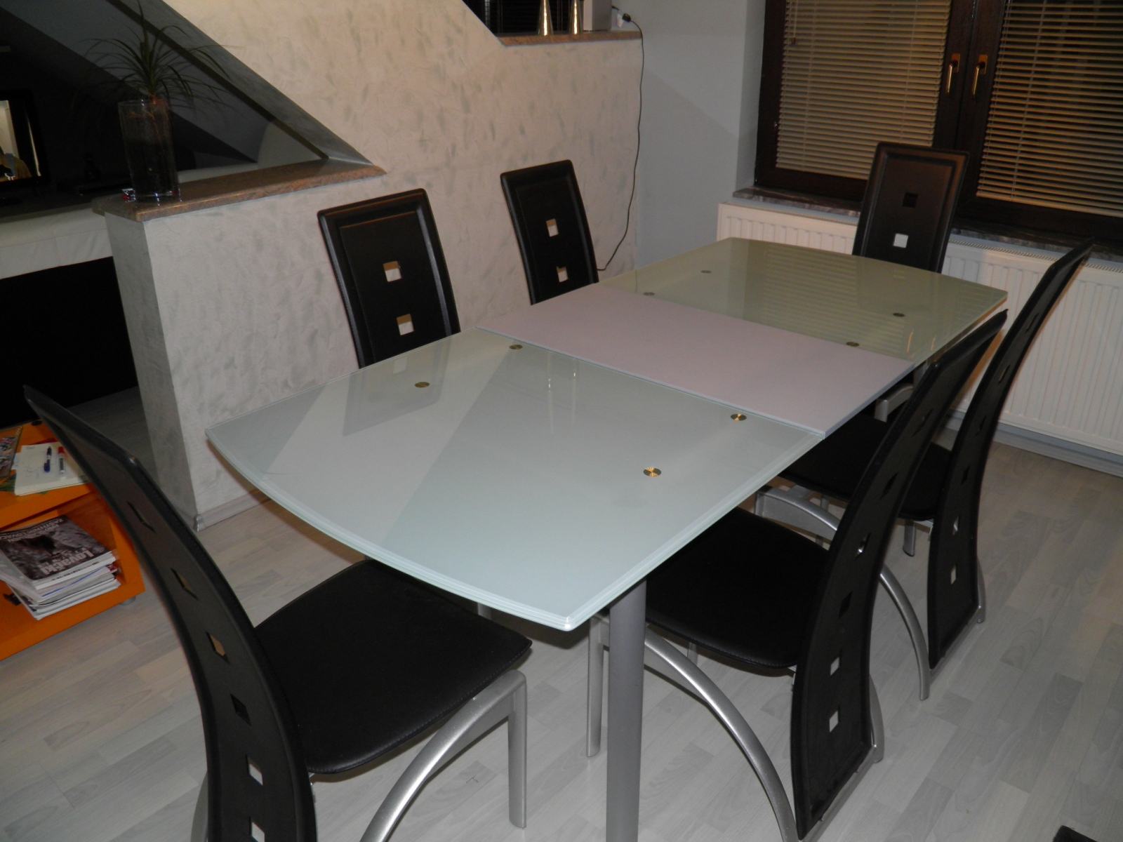 Stakleni stol sa 6 stolica