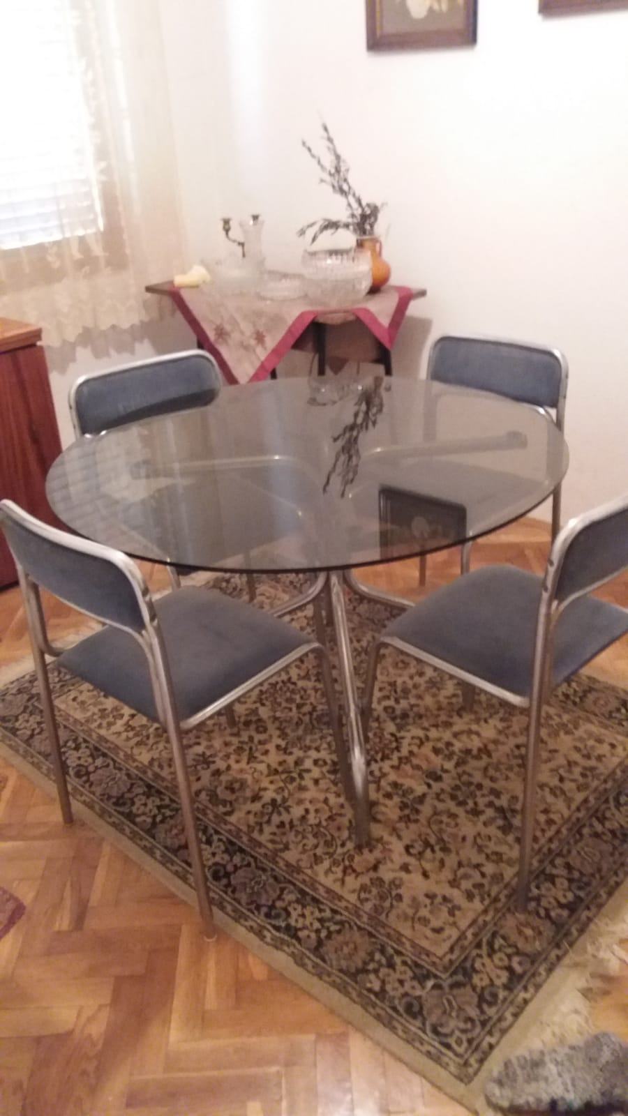 Stakleni stol sa stolicama