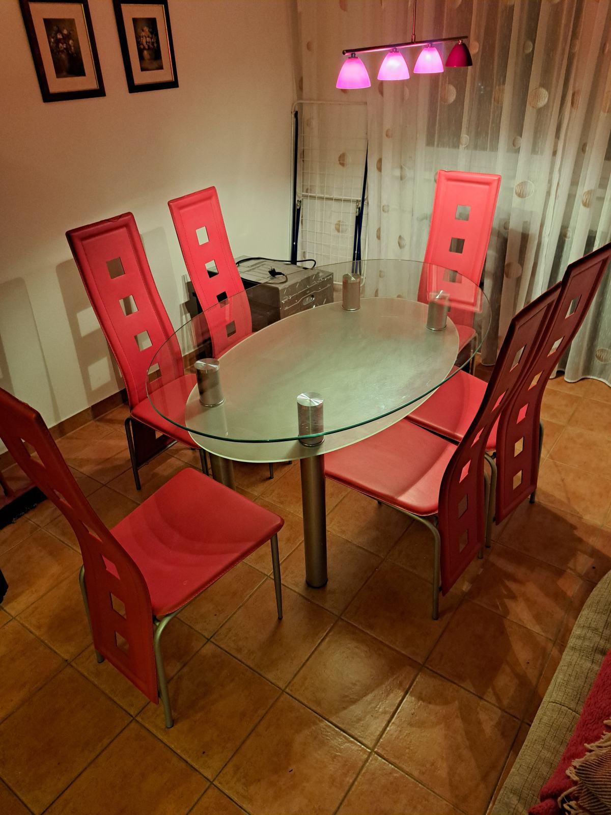 Stakleni stol s stolicama