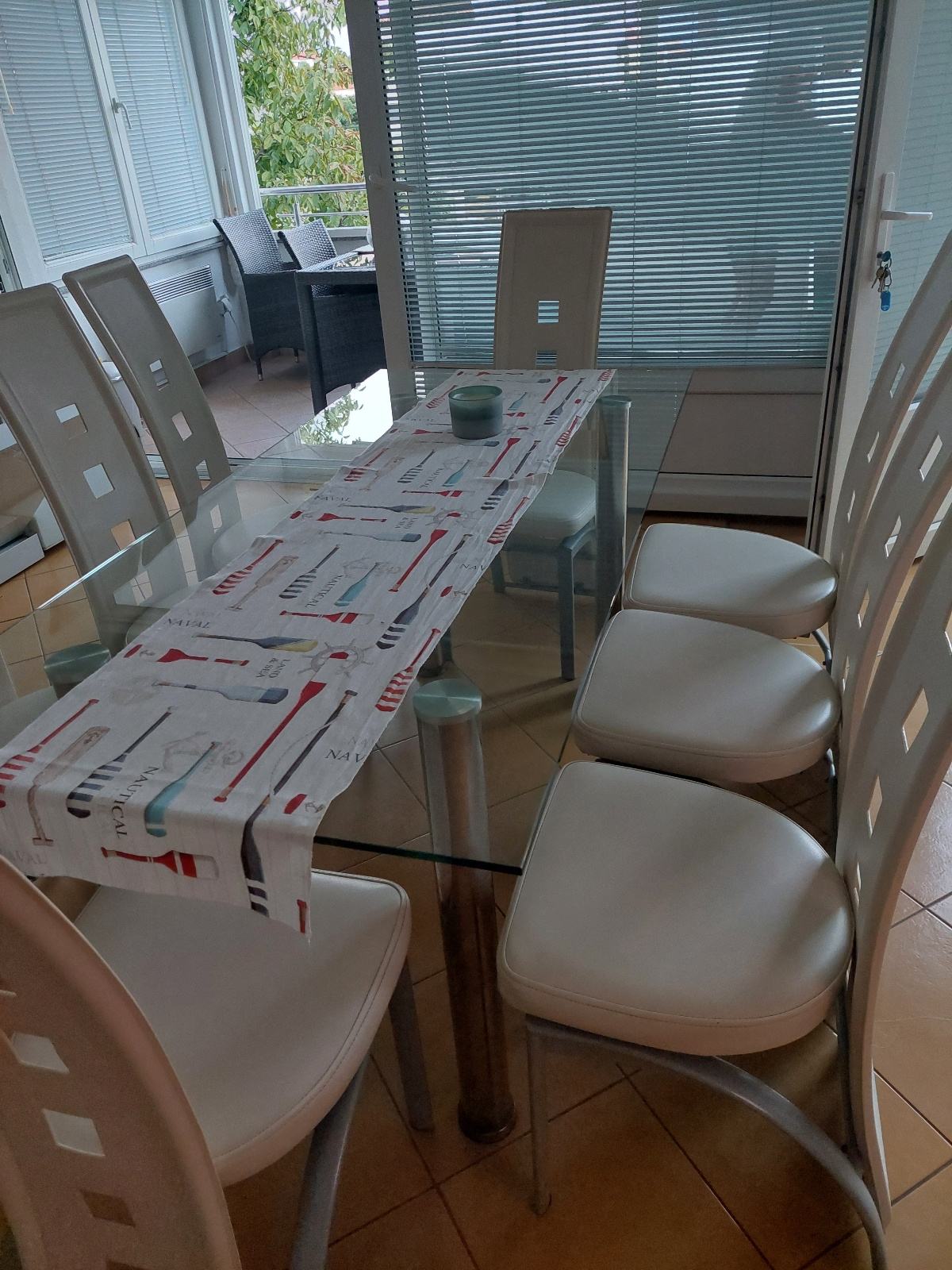 Stakleni stol i stolice