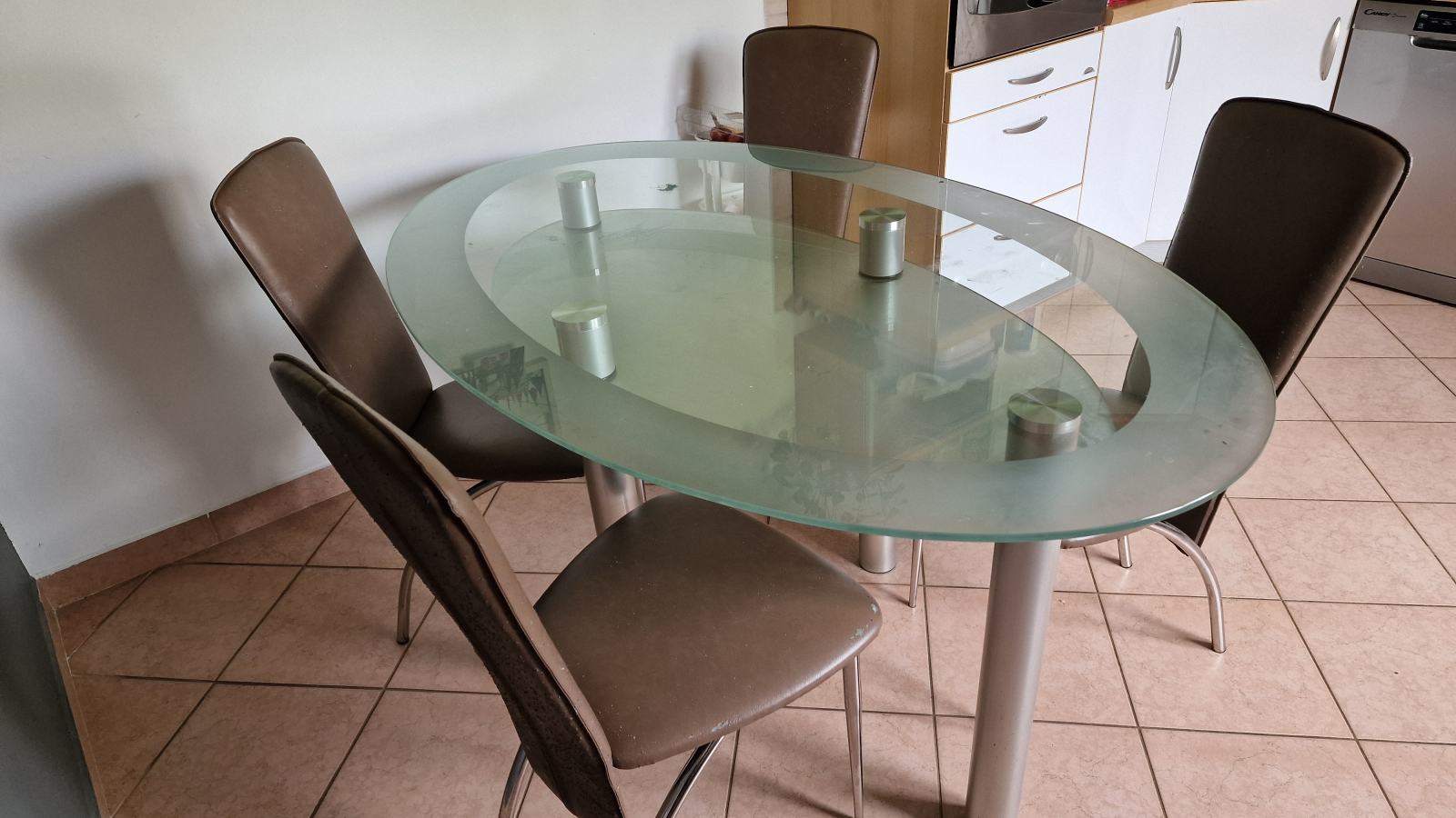 Stakleni stol i stolice