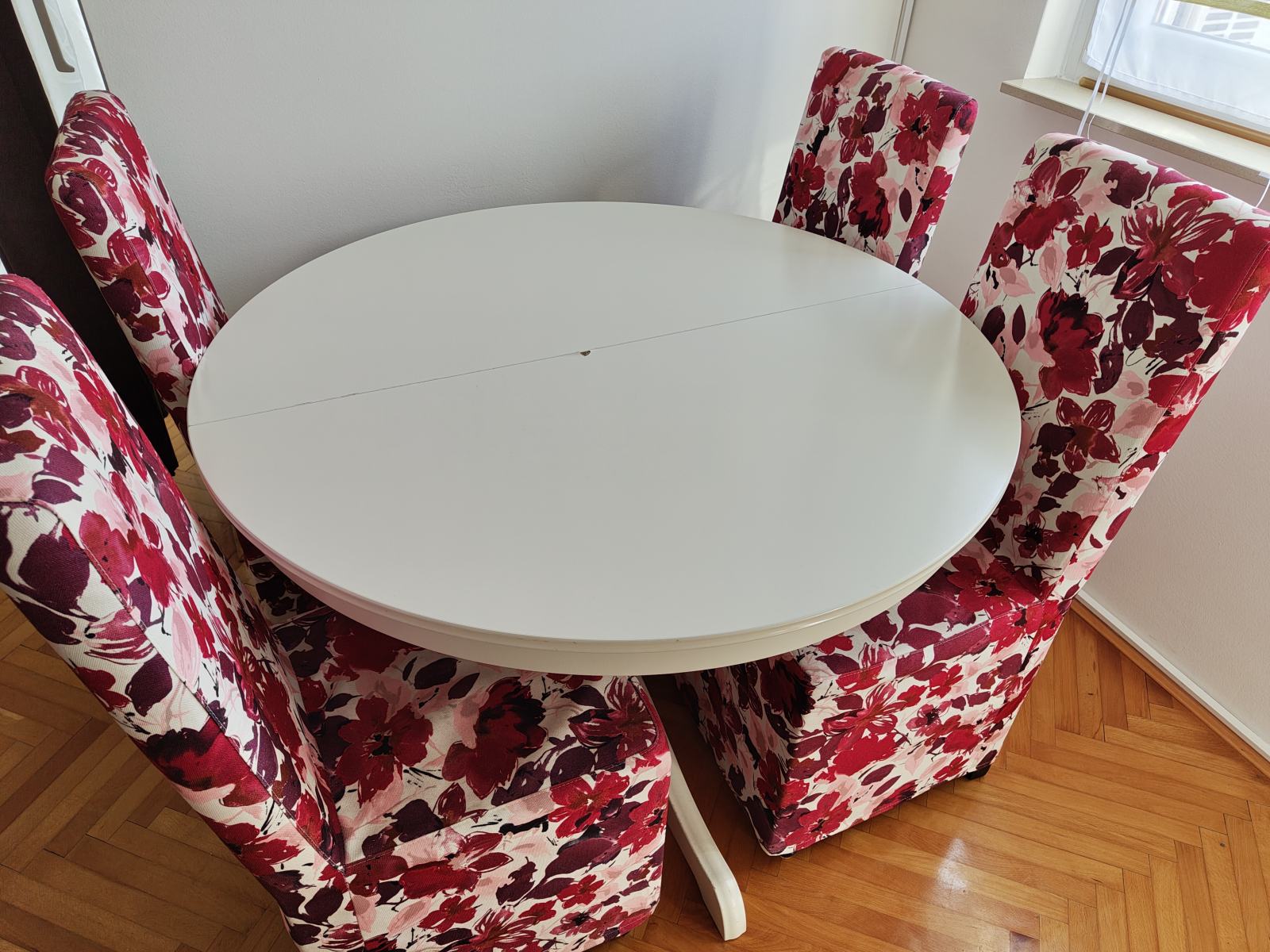 Stol (110/155cm) + 4 stolice