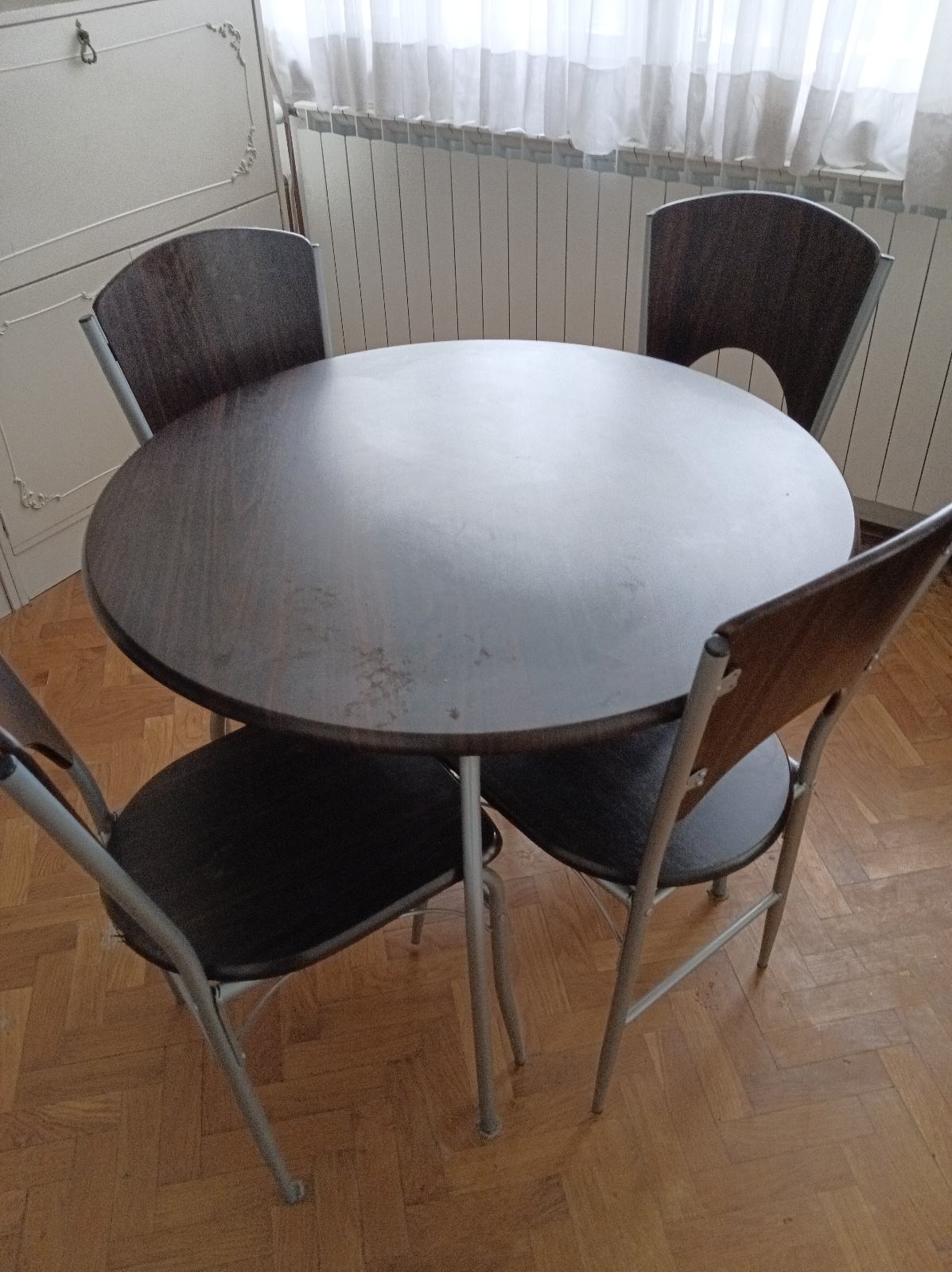 Okrugli stol i 4 stolice