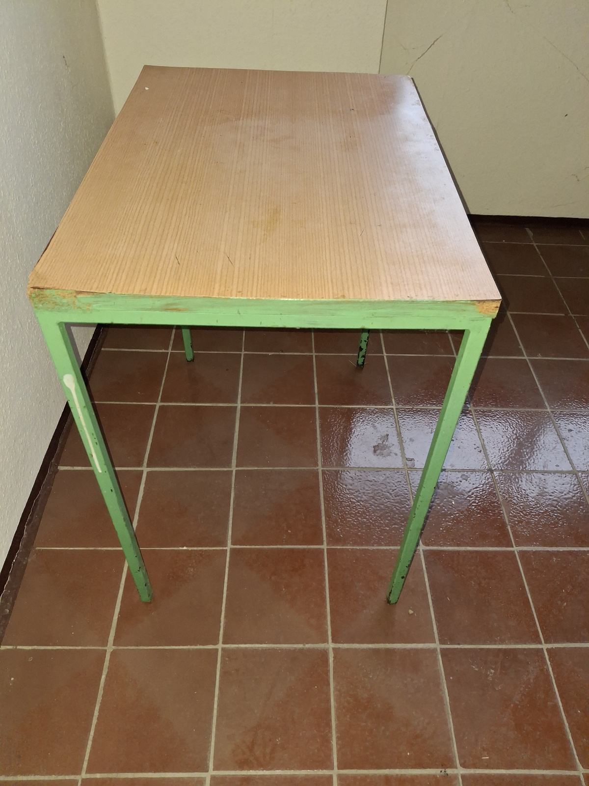 STOL MANJI ZA 2 OSOBE, 10 Eura.