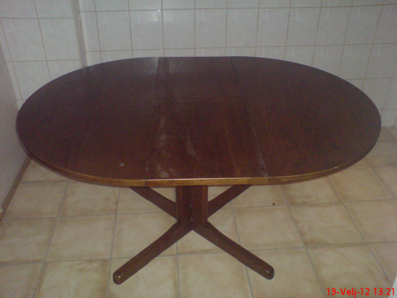 Stol okrugli na razvlačenje