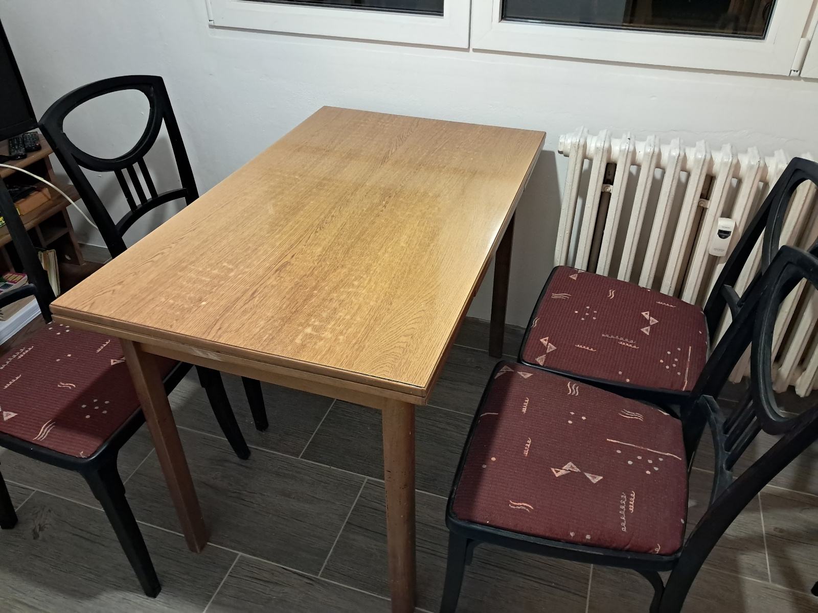 Stol na razvlacenje i 6 stolica