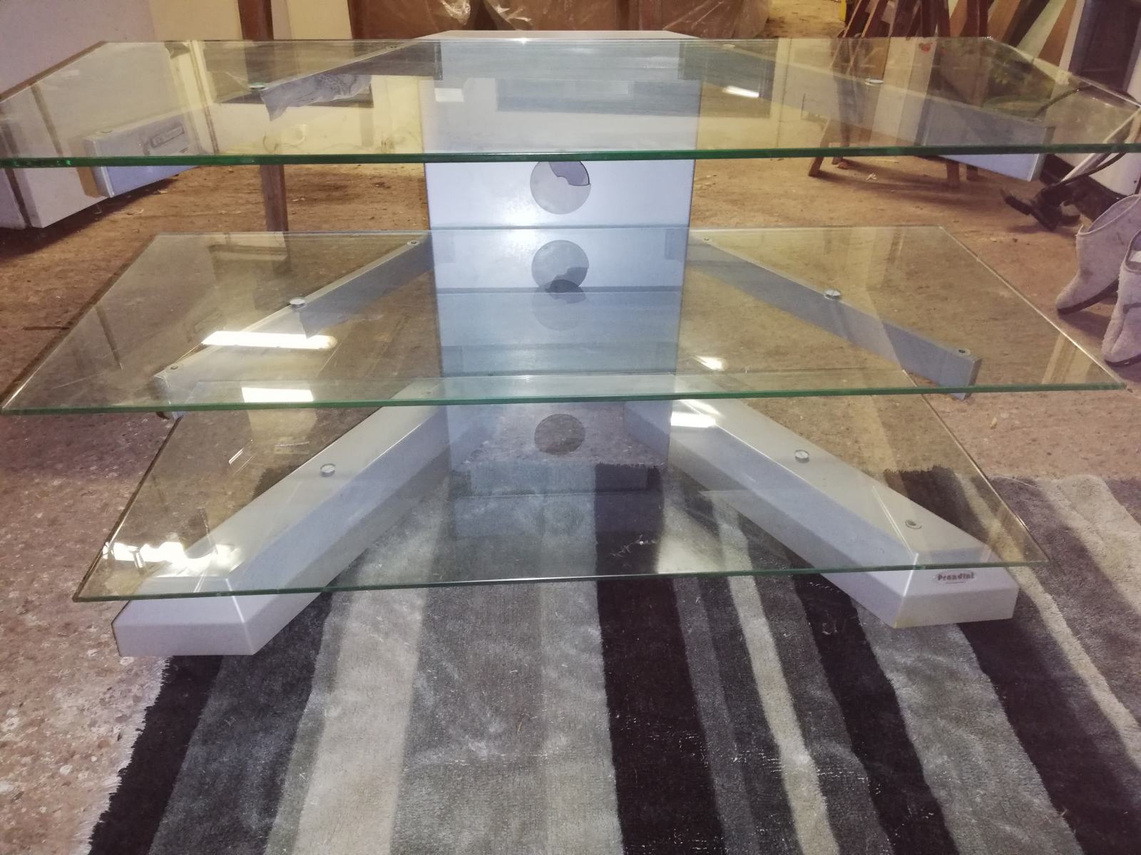 stolić stakleni za TV