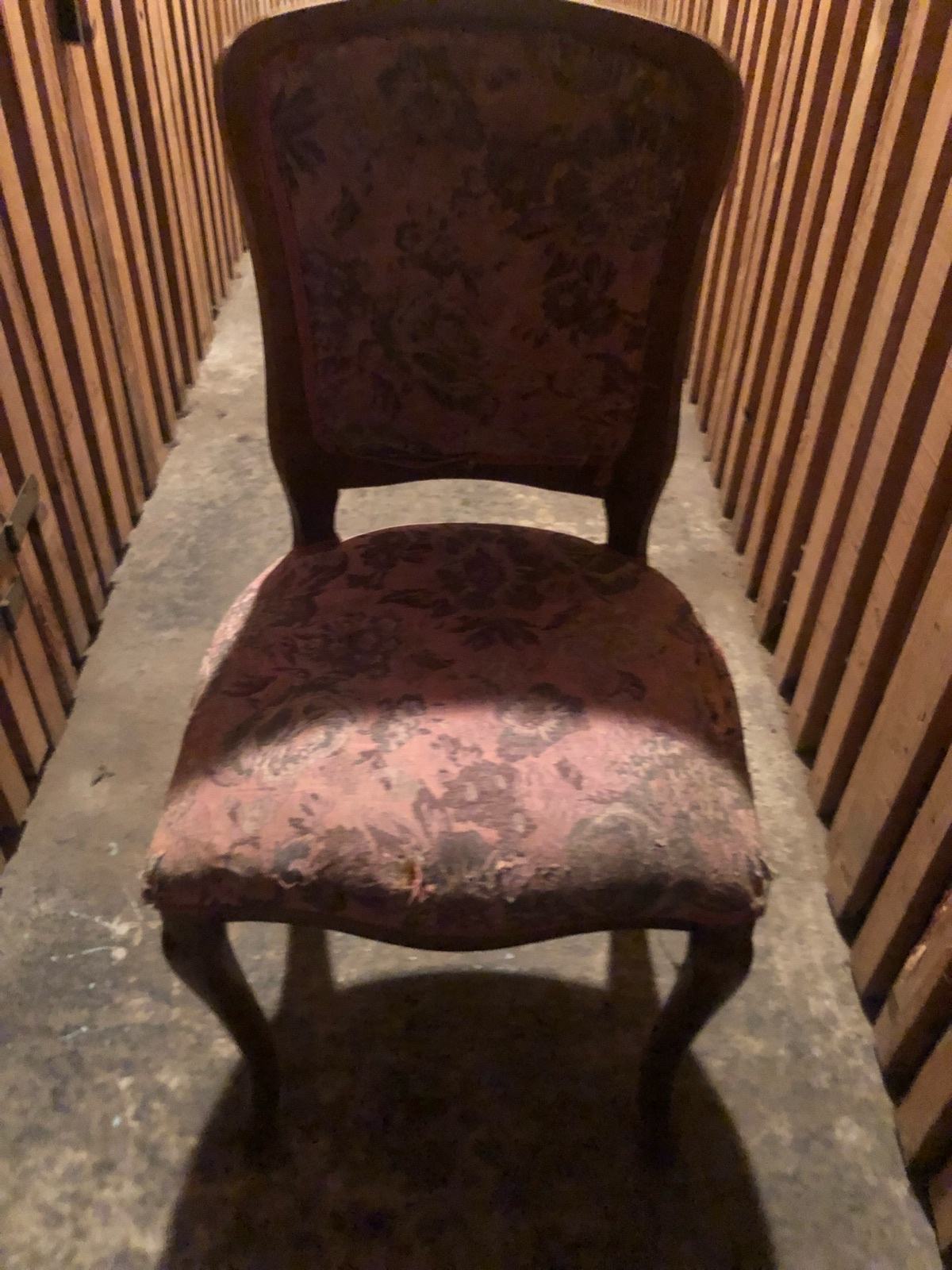 Stolica plus stol iste firme staru 50 godina ima ispod stolice papir n