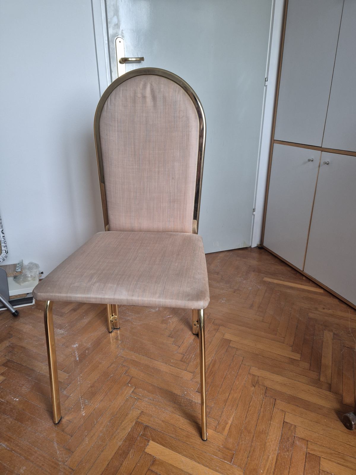 Stolica tapecirana od mesinga