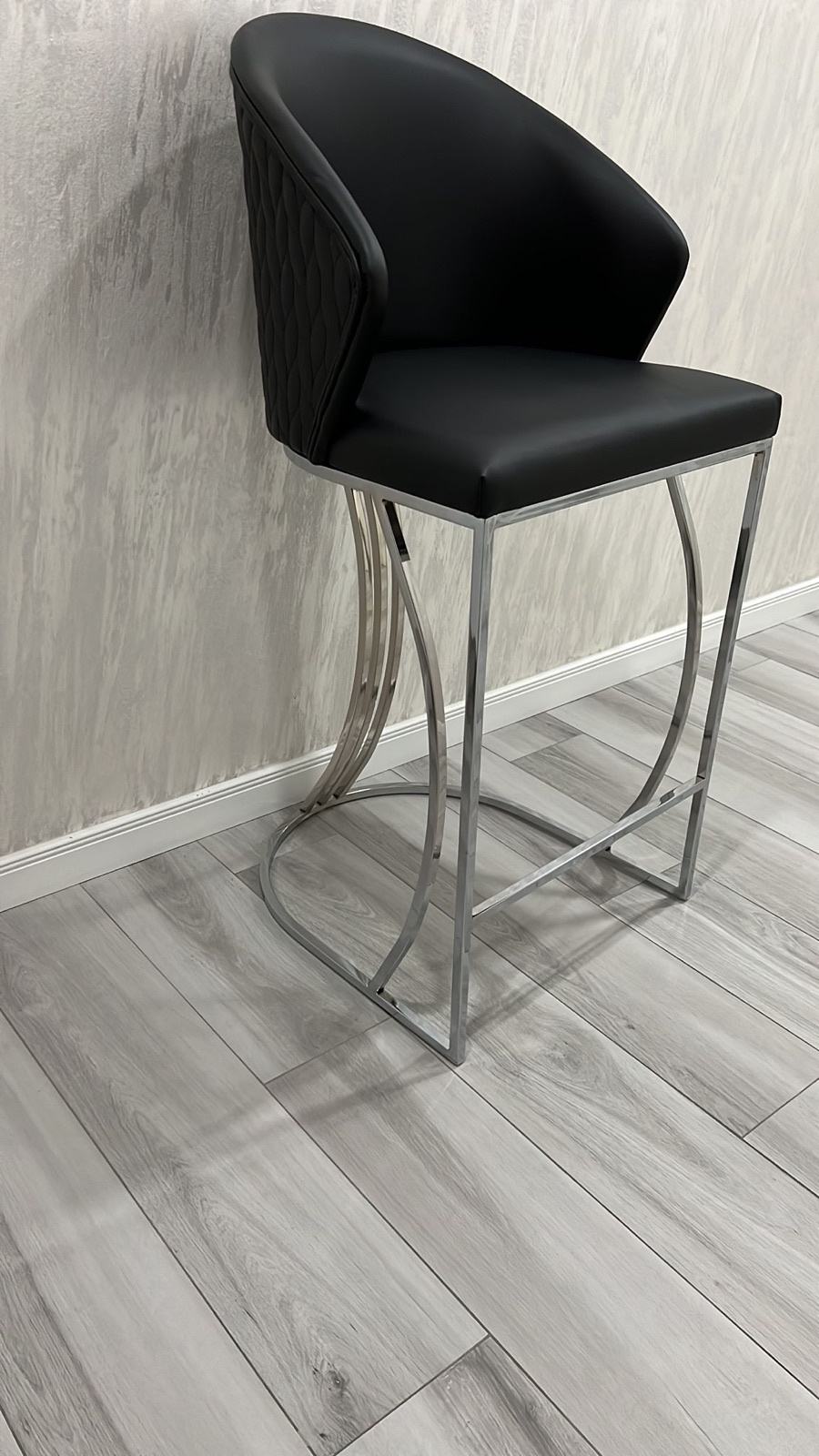 Nove visoke barske stolice, dostupno 10 komada