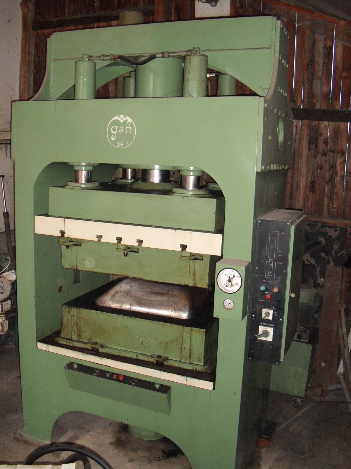 Hidraulička preša za duboko izvlačenje s alatima za korito tačke