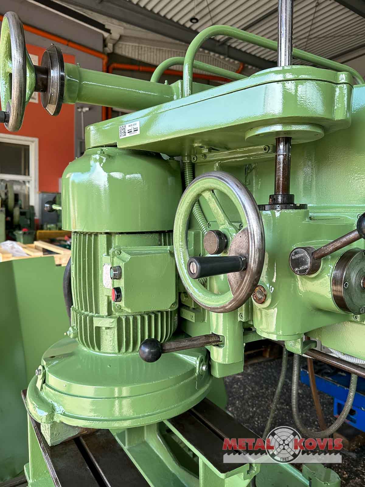 Segmentna brusilica za brušenje glava motora