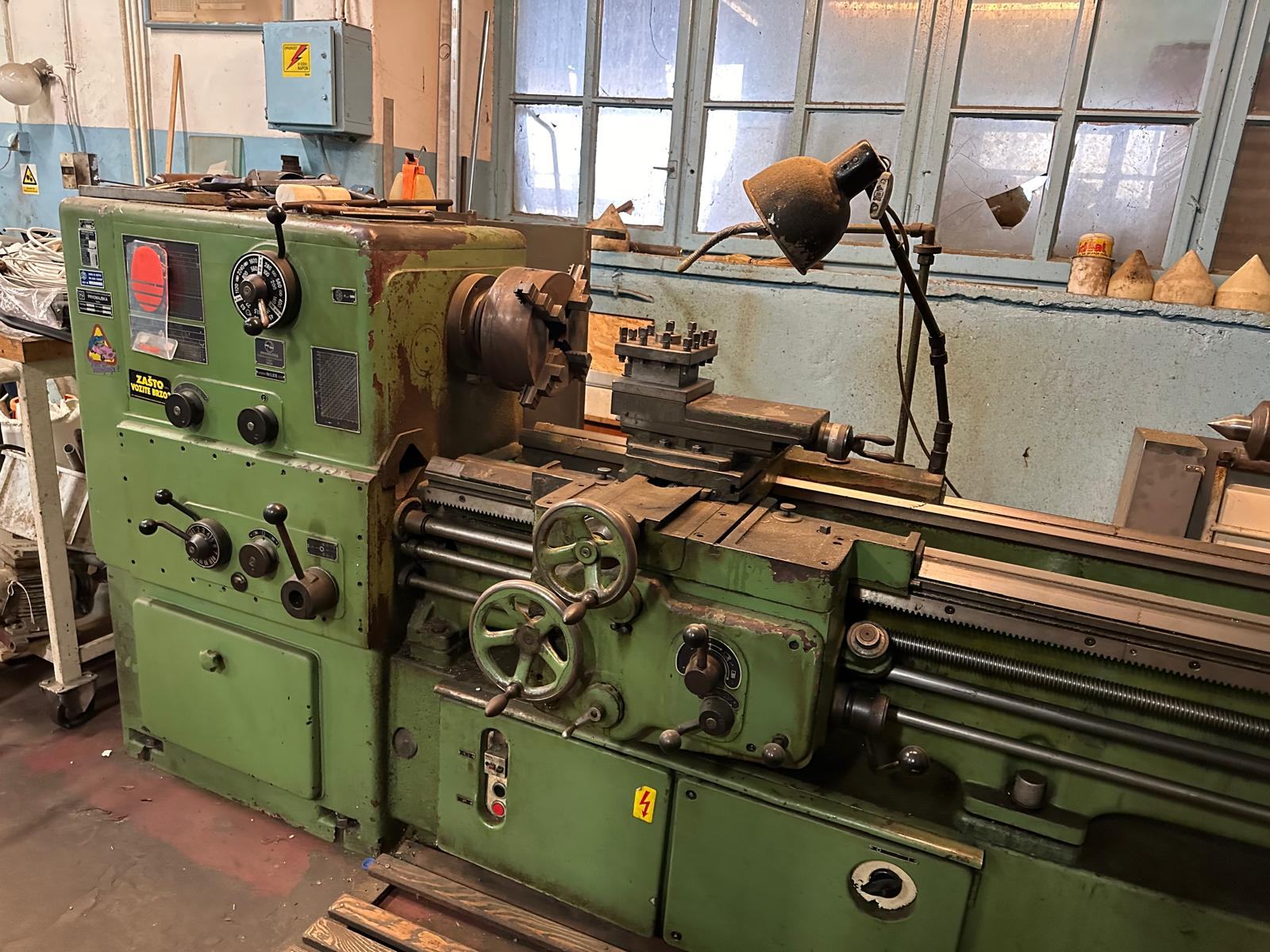 TOKARSKI STROJ