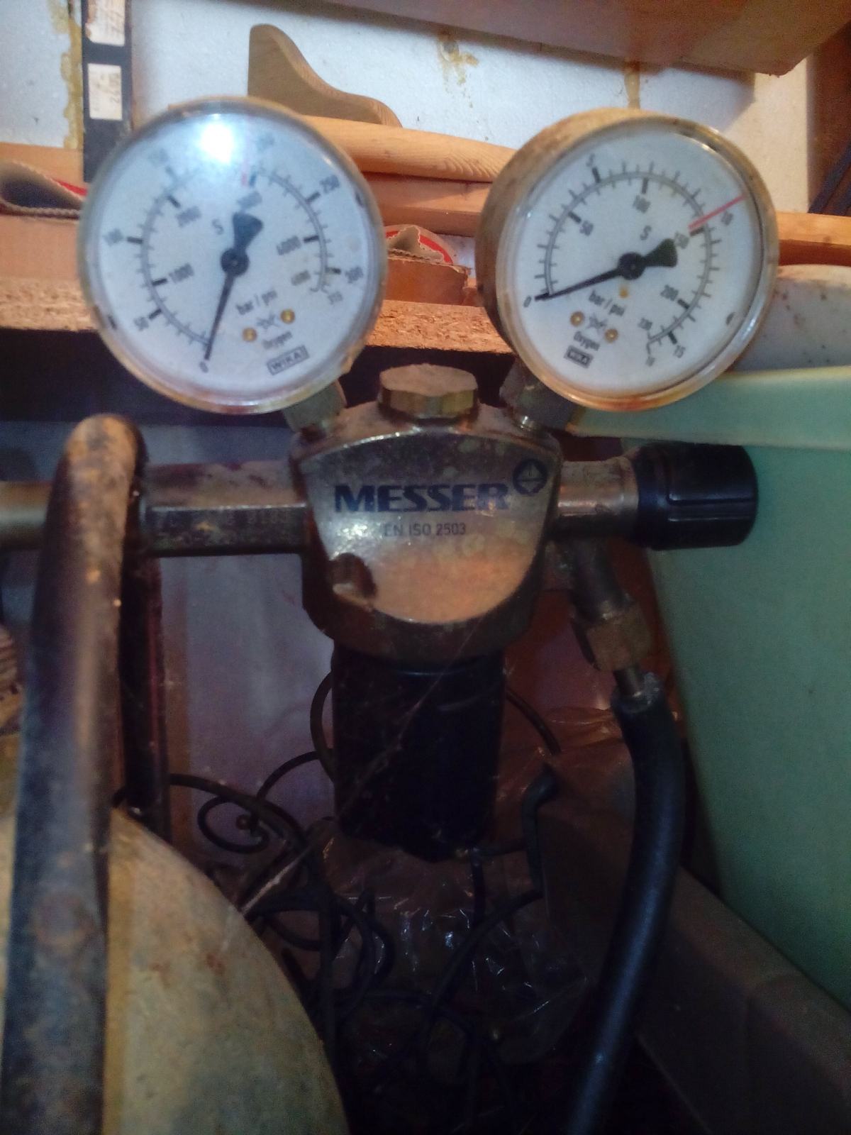 boca za helij za punjenje balona i manometri messer