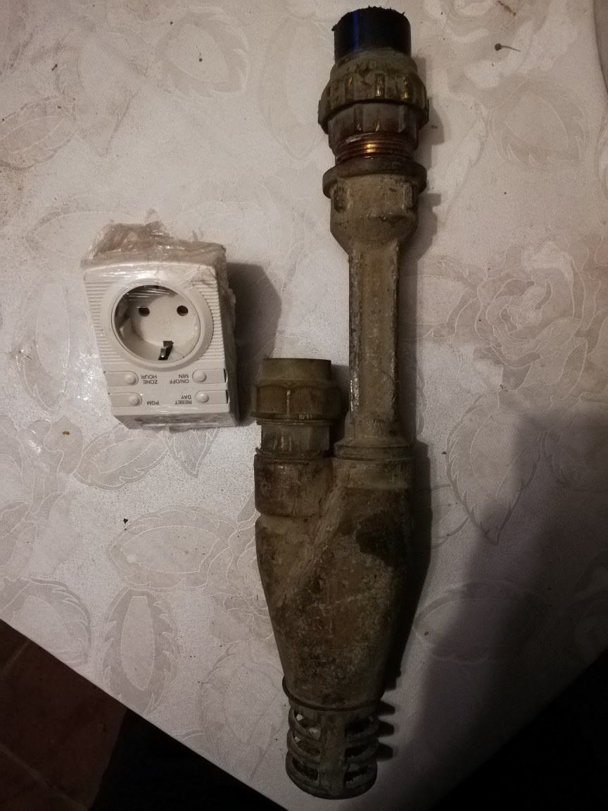 Injektor pumpe za vodu ili bunar i precizni programator.