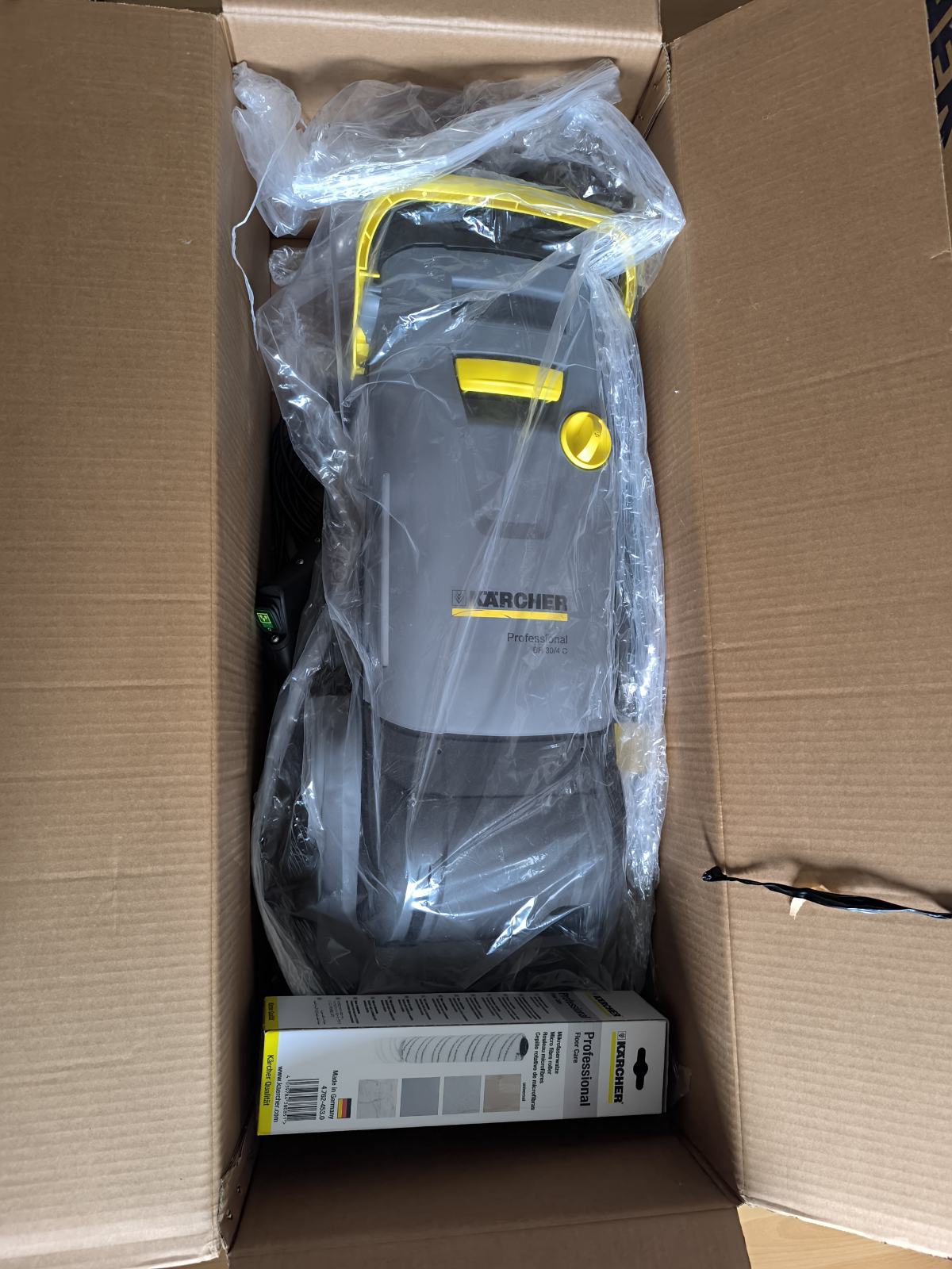 KARCHER UREĐAJ ZA RIBANJE I USISAVANJE BR 30/4C ADVV