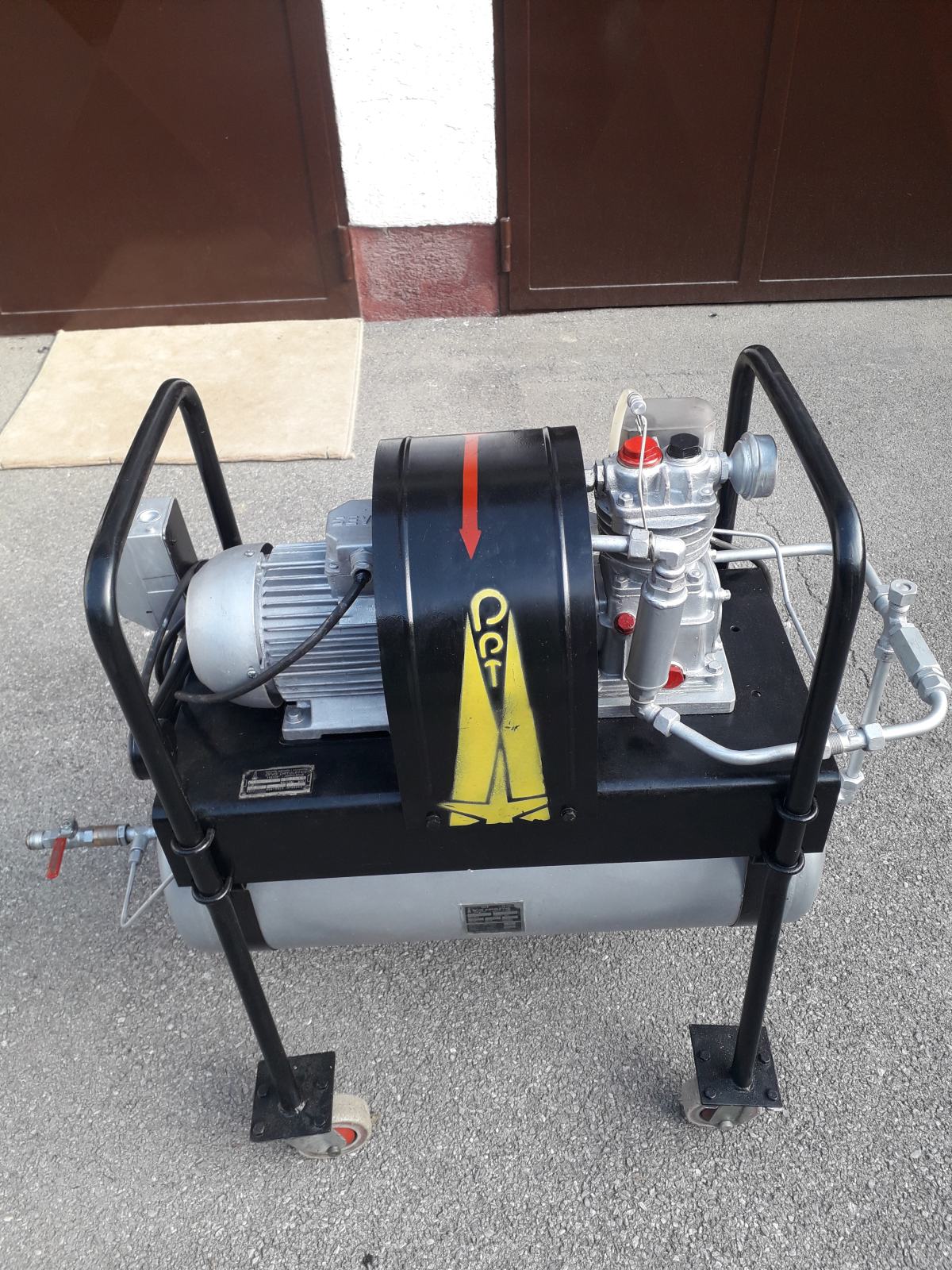 Kompresor Prva Petoletka KAA 022 TROFAZNI 60 L radni tlak 8 bara.